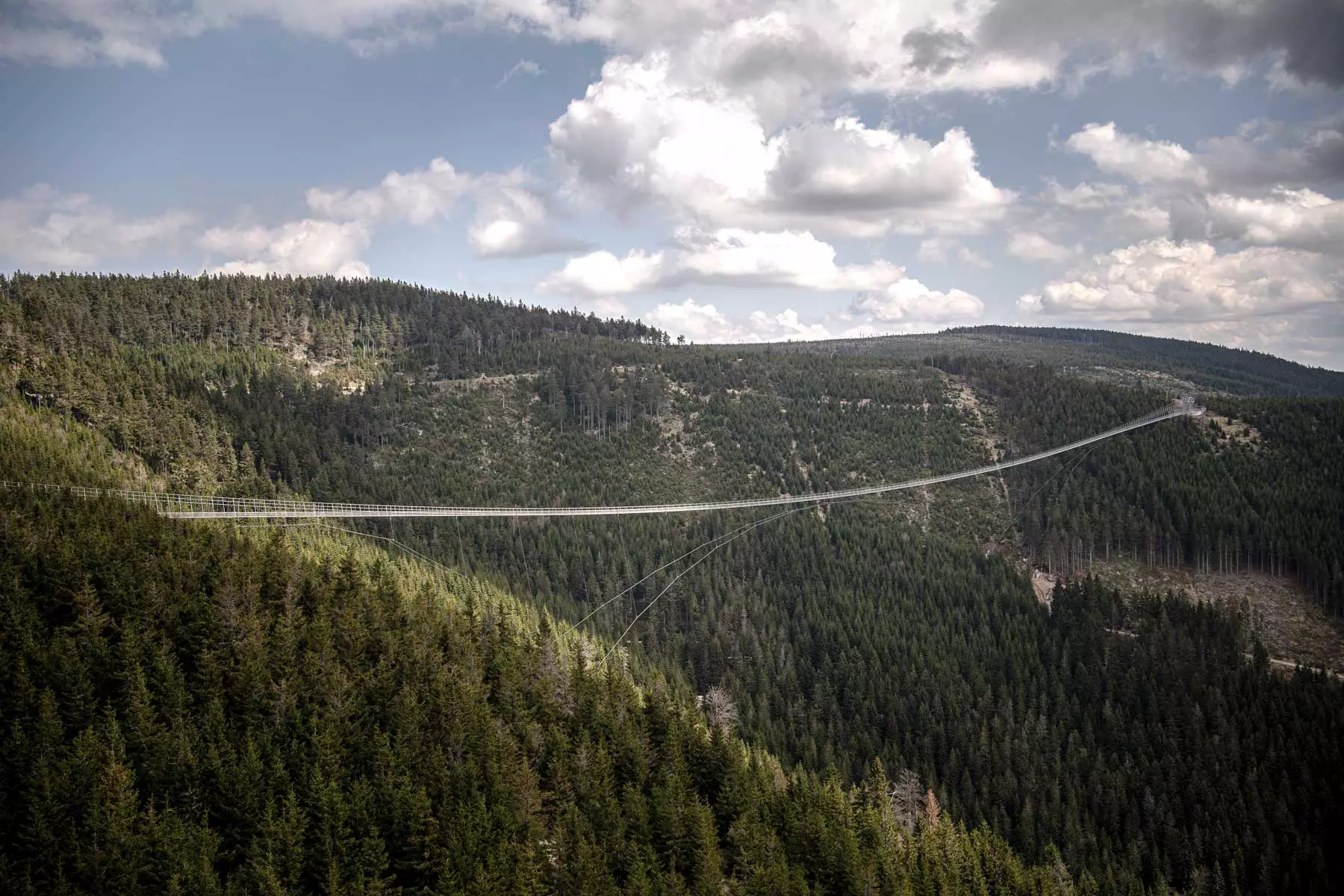 A világ leghosszabb függő gyalogoshídja, a Sky Bridge 721 látható a csehországi Dolni Morava városában 2022. május 9-én.