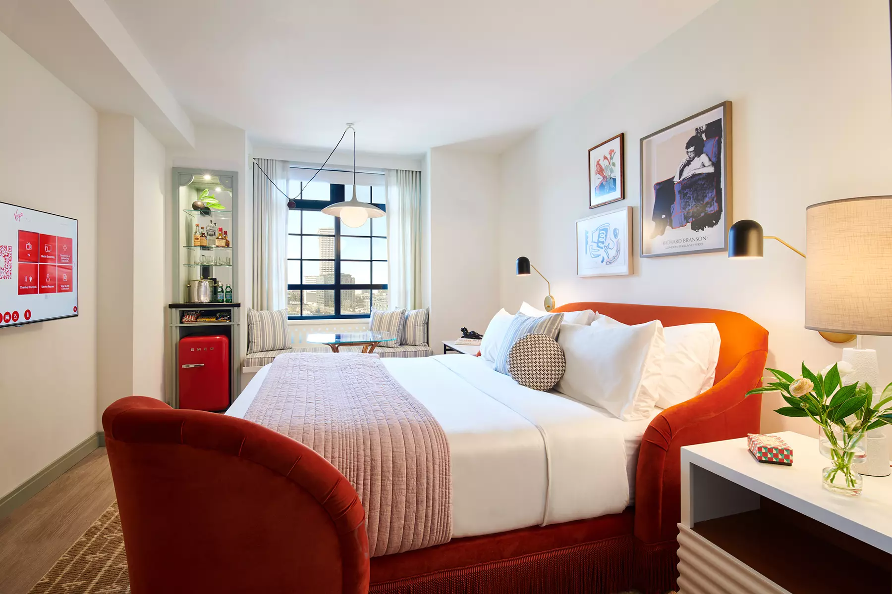 Virgin Hotels New Orleans တွင် မြင်ကွင်းပါသော အိပ်ခန်းတစ်ခု၏ အတွင်းပိုင်း