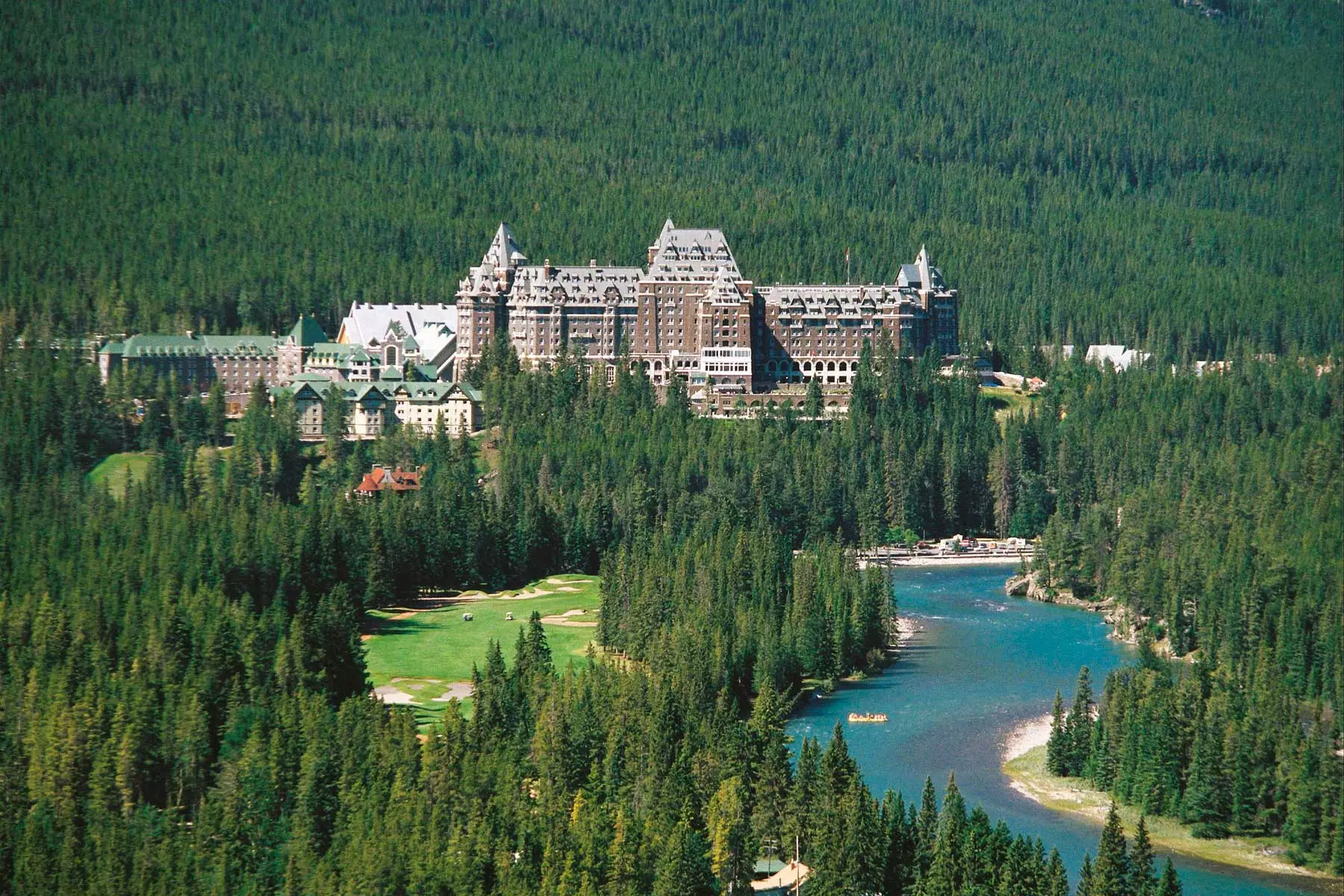 Ilmakuva suuresta Fairmont Banff Springs -hotellista Albertassa, Kanadassa