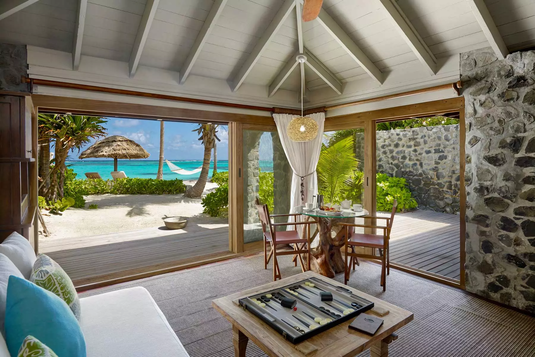 Vista des de l'interior d'una casa rural amb parets de pedra amb vistes al mar, al Carib