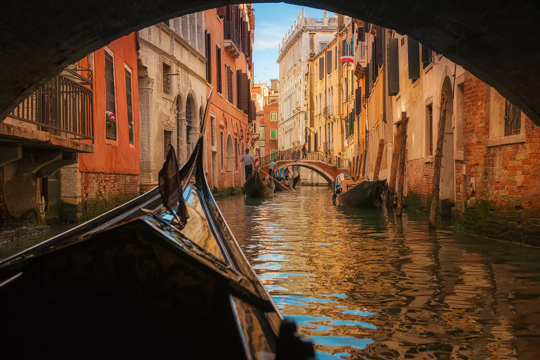 Италија, Венето, Венеција, Гондола под мостот