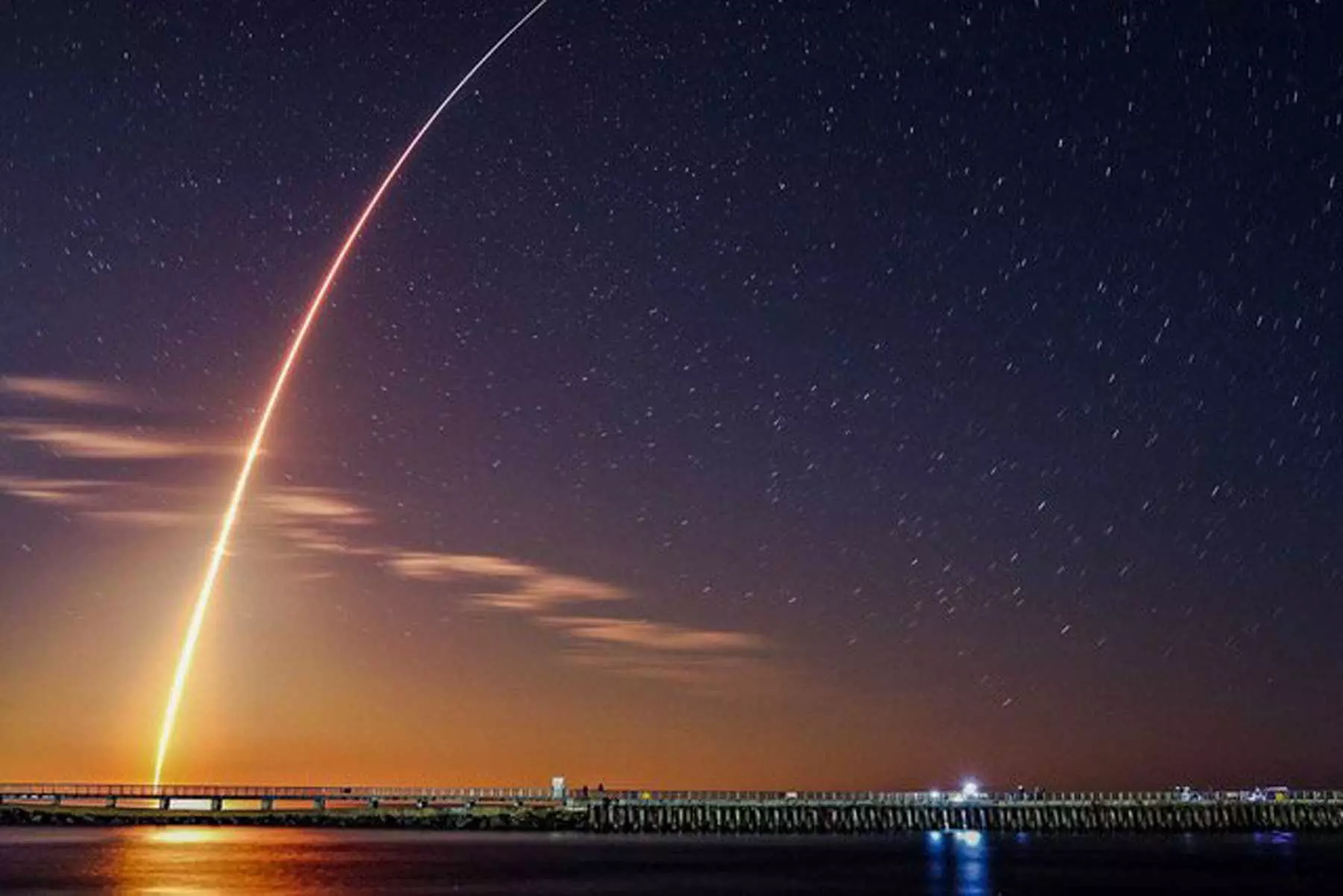 Langit malam dengan permulaan di Indian River Lagoon