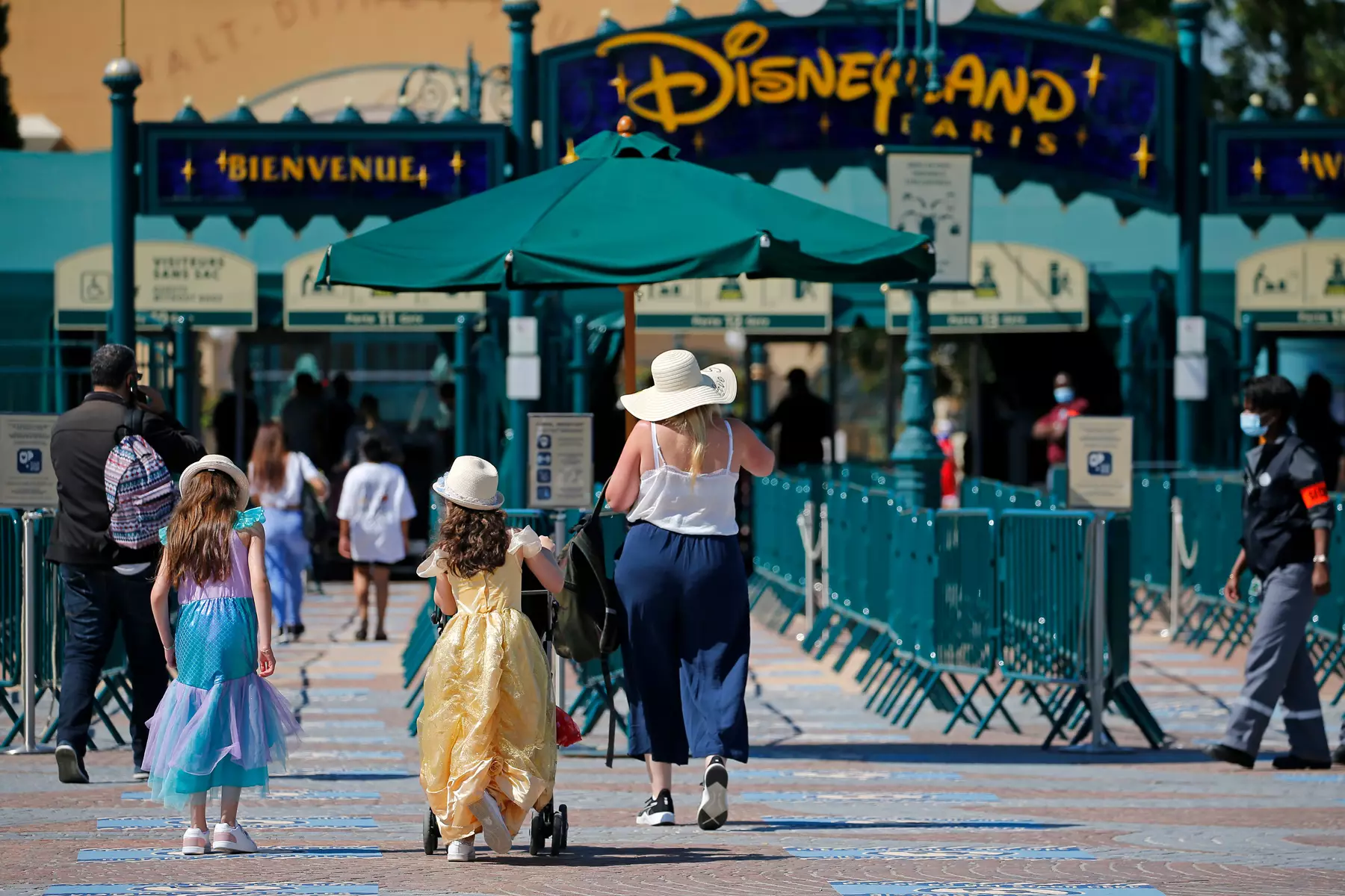 tamu tiba di Disneyland Paris