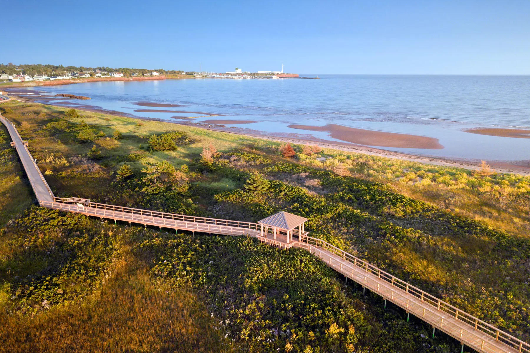愛德華茲王子島蘇里斯海灘省立公園步行道的鳥瞰圖