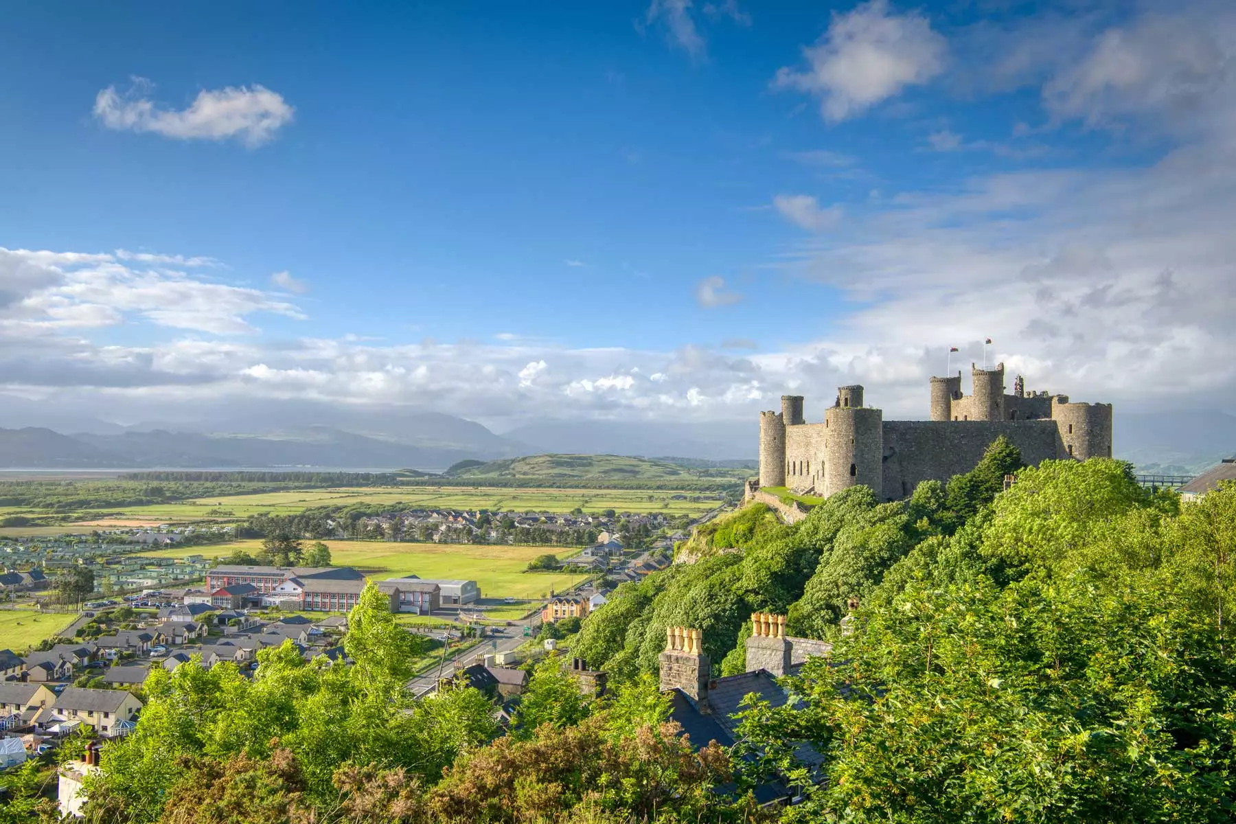 Mae Castell Harlech yn edrych dros Fae Tremadog tuag at Fôr Iwerddon