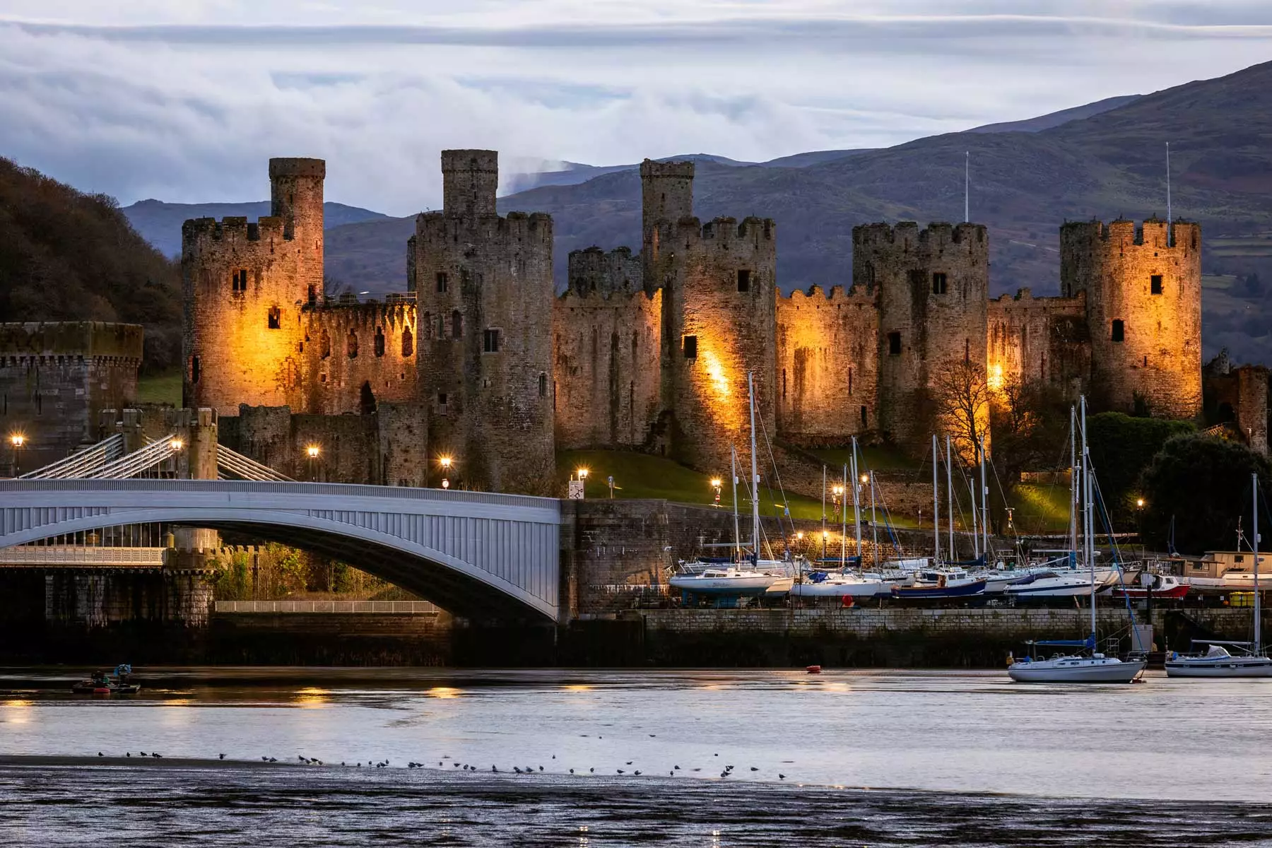 Valokuva otettu yöllä Conwy-joen itärannalta kohti valaistua Conwyn linnaa 30.11.2021.