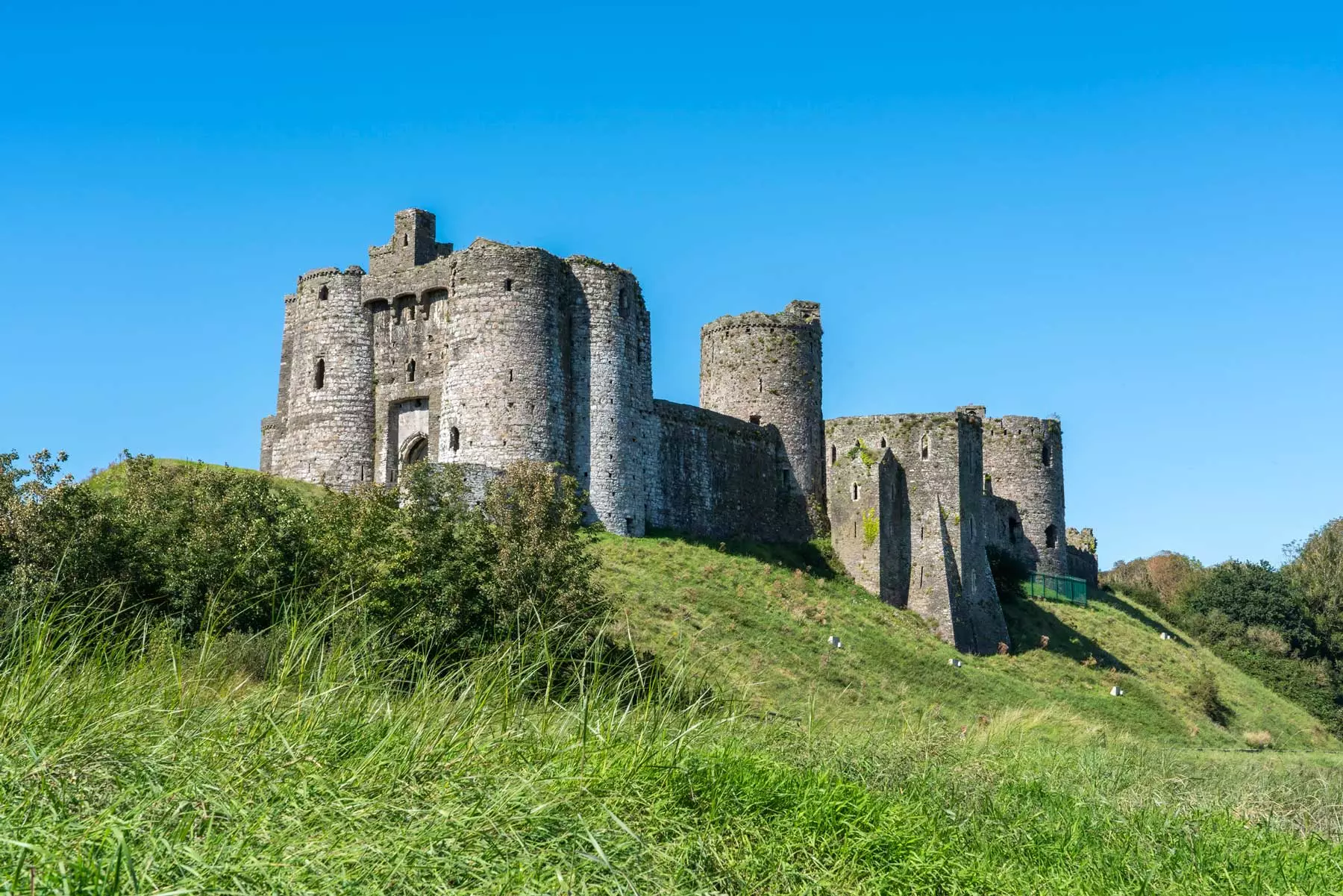 Caer Castell Cydweli yn Sir Gaerfyrddin De Cymru DU caer ganoloesol Normanaidd o'r 13eg ganrif