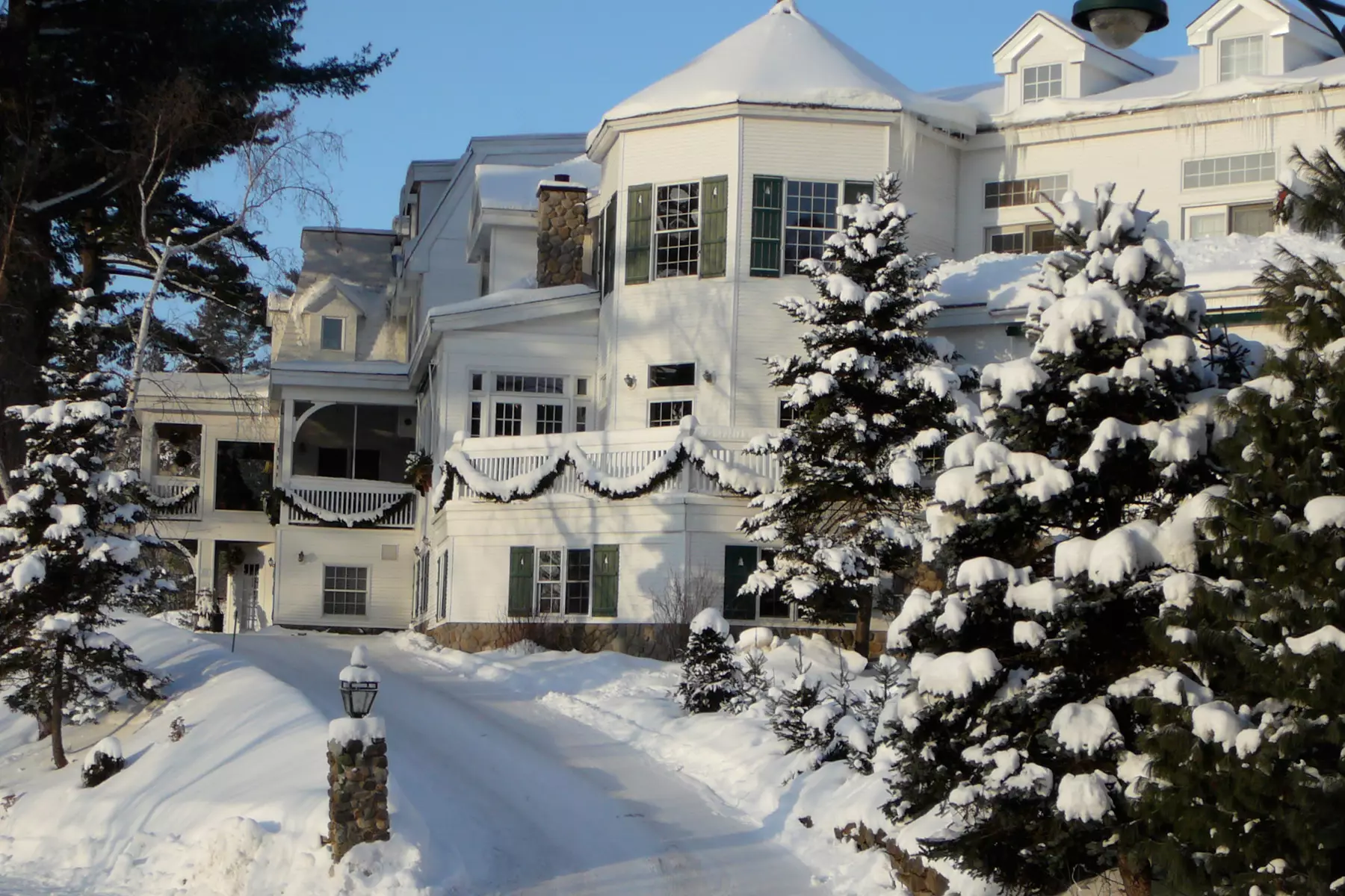 Schnéi deckt de Mirror Lake Inn am Lake Placid, New York, U.