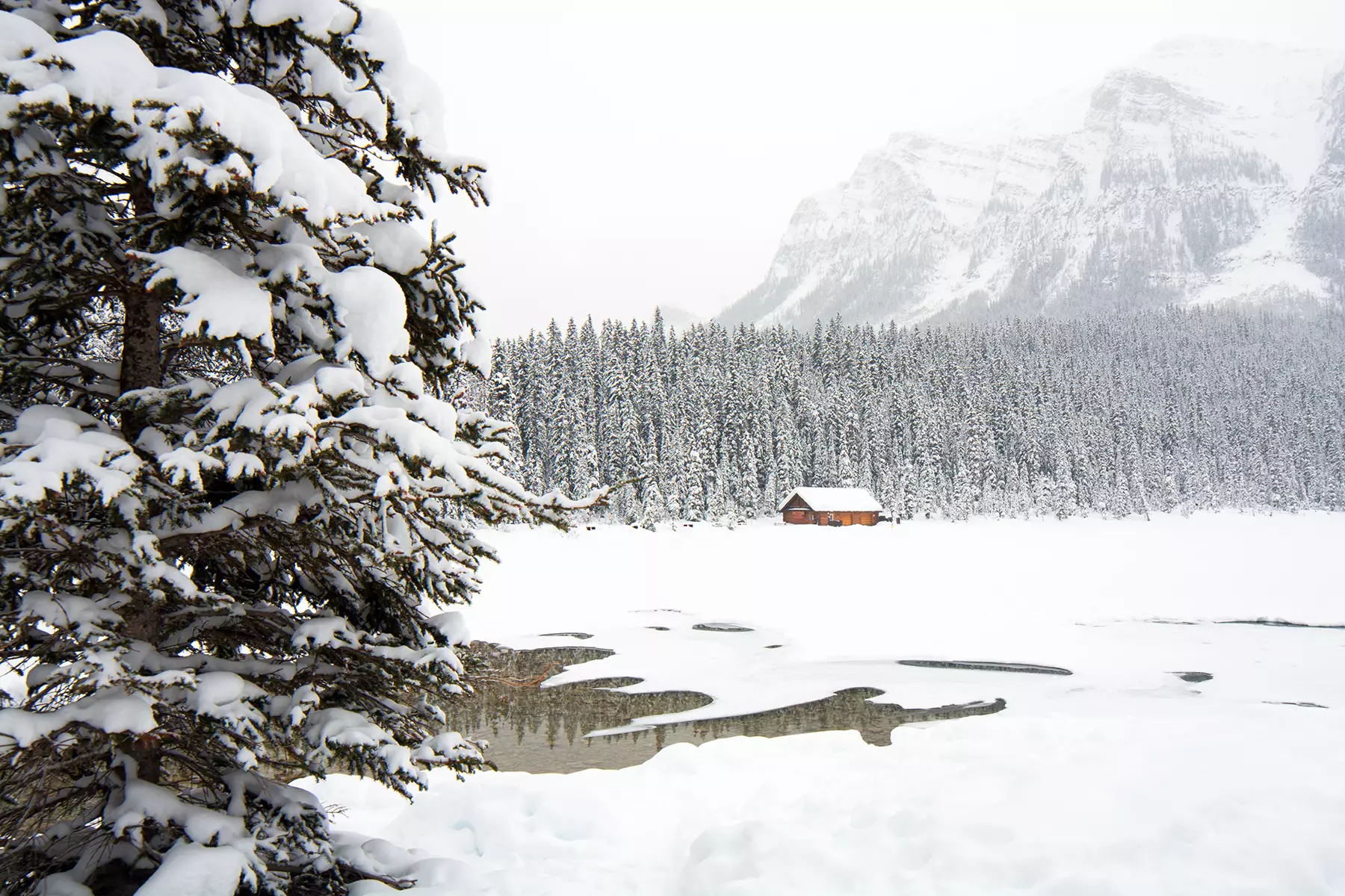 Kay bato sou rivaj Lake Louise