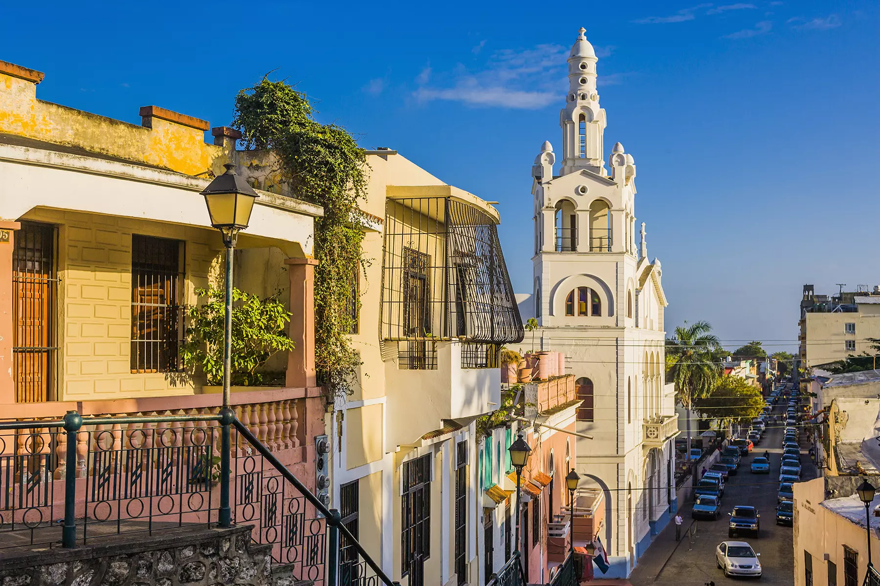 Vue vum Calle Hostos an Iglesia Nuestra Señora de la Altagracia Kolonial Distrikt vu Santo Domingo, lénks d'Iglesia (Kierch) Nuestra Señora de la Altagracia