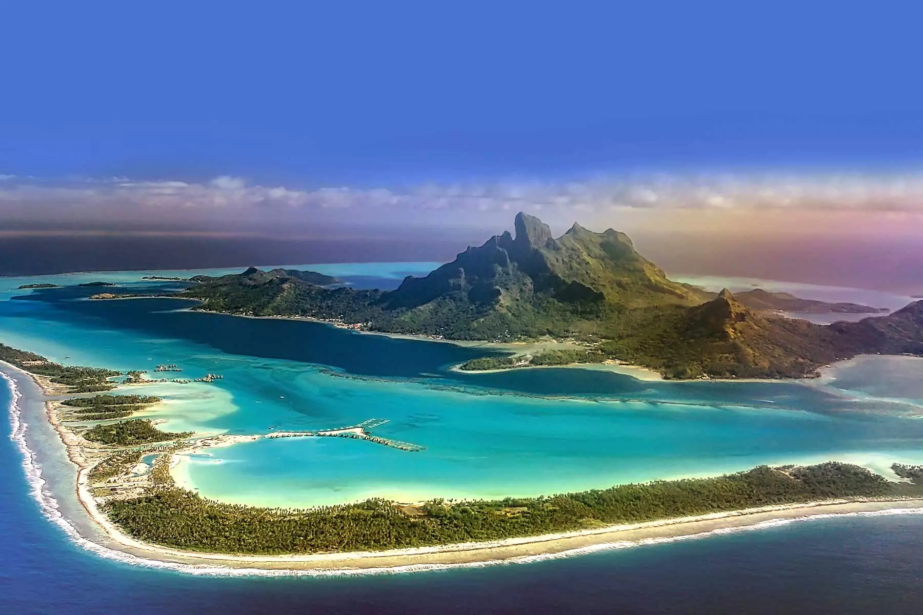 Vista de la isla de Bora Bora desde la ventana del avión durante el aterrizaje