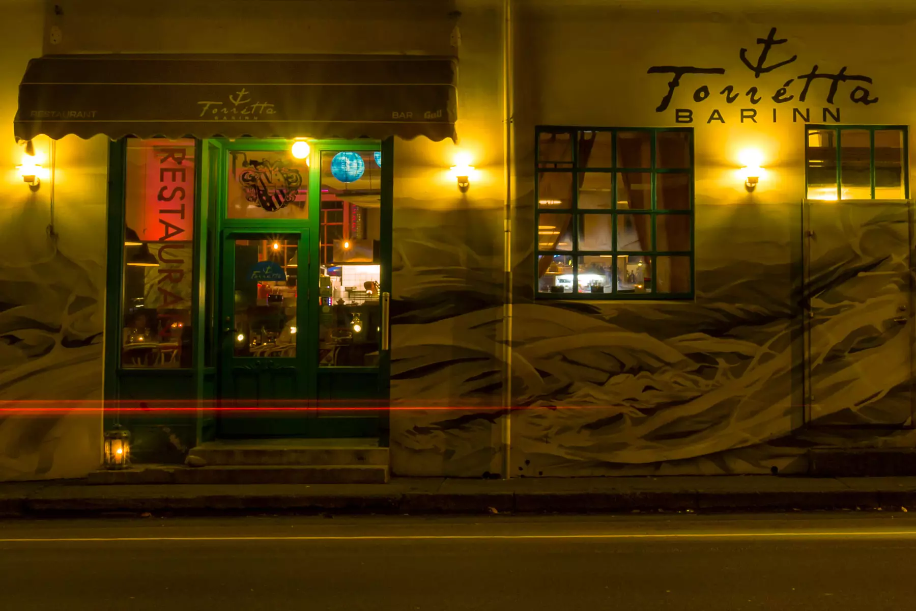 Extérieur du restaurant Forretta Barinn la nuit