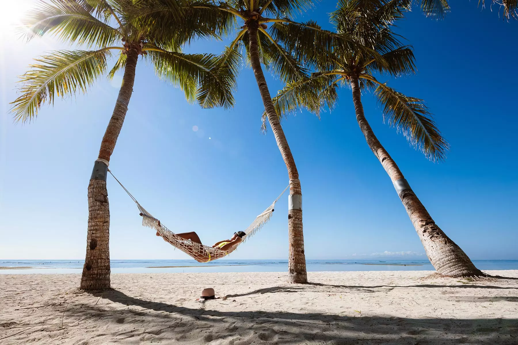 Wanita santai ing hammock, Panglao, Bohol, Filipina