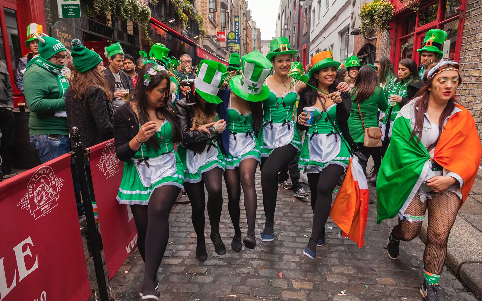 Cinq filles brésiliennes dansant à Temple Bar après le défilé à Dublin, Irlande.