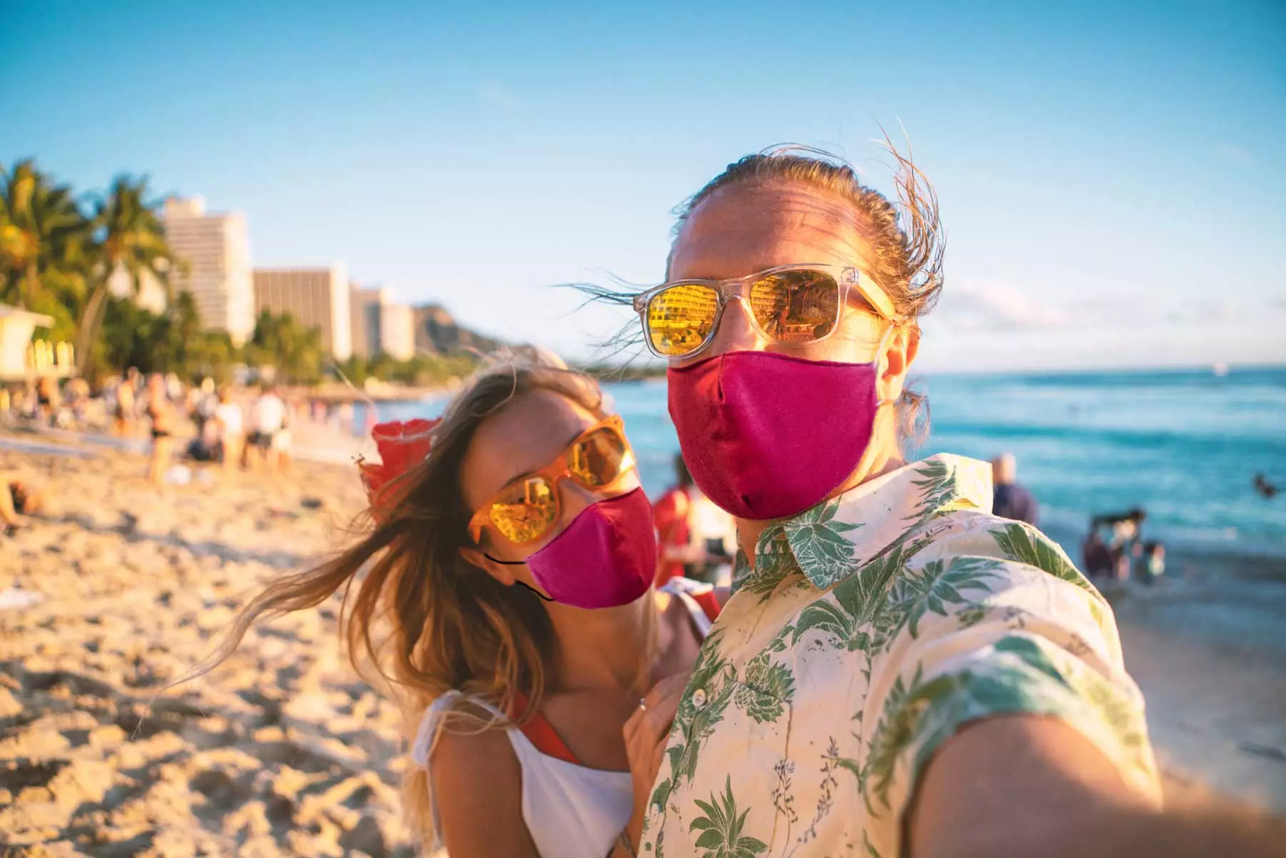 Vaviri vanotora selfie paWaikiki beach panguva yeCovid-19 denda