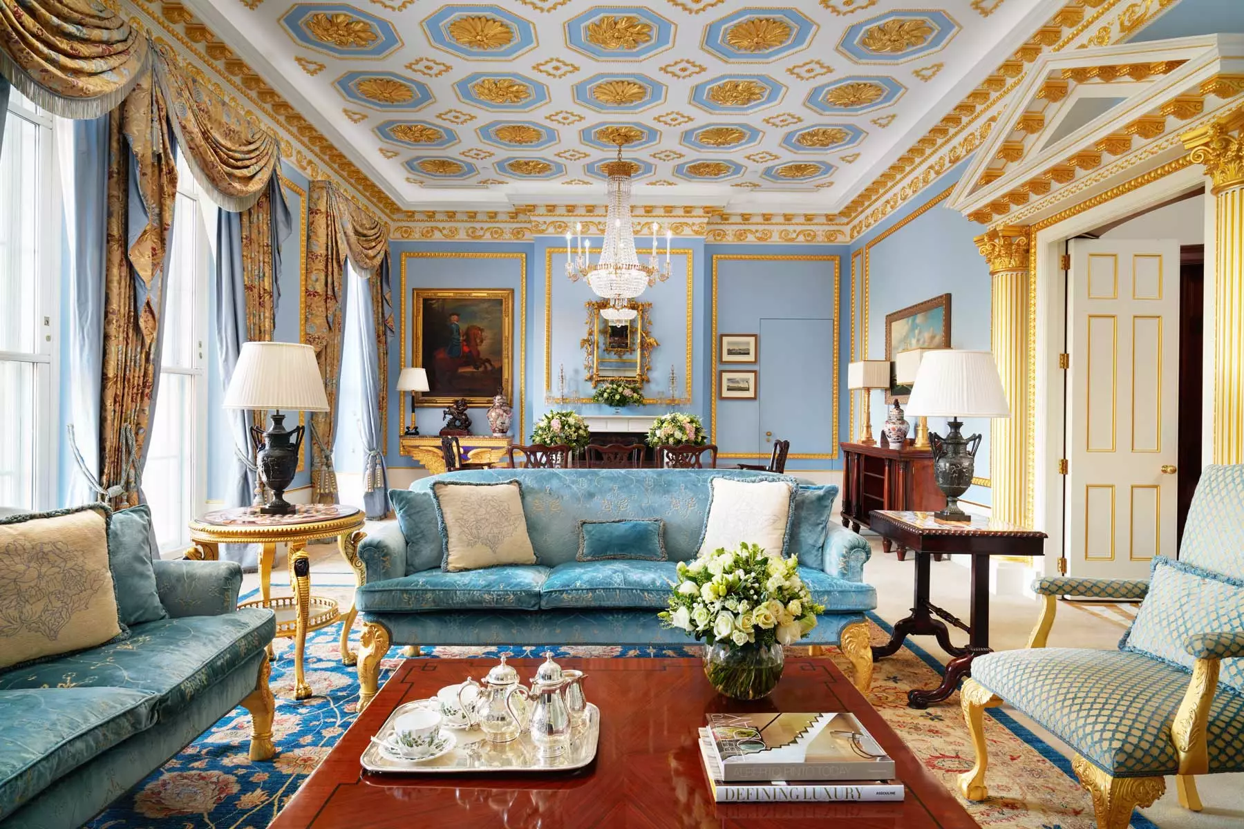 Um quarto de hóspedes ricamente decorado no The Lanesborough Hotel em Londres