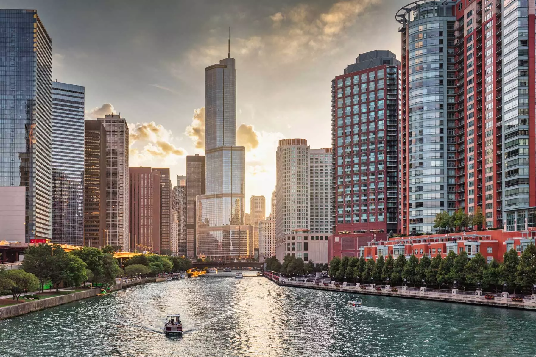 沿芝加哥河的街市芝加哥摩天大楼都市风景