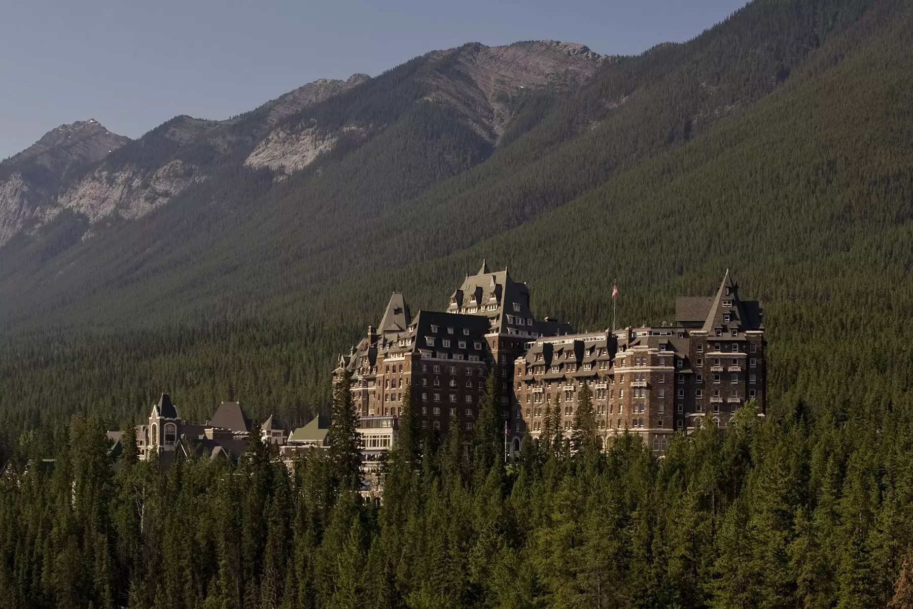 Fairmont Banff Springs hotell metsa ja Bow jõe kohal Kanadas Banff Springsis