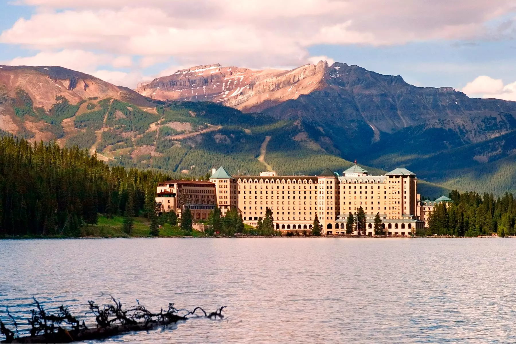 Hotel Fairmont Chateau Lake Louise yang menghadap ke danau Louise di Taman Nasional Banff