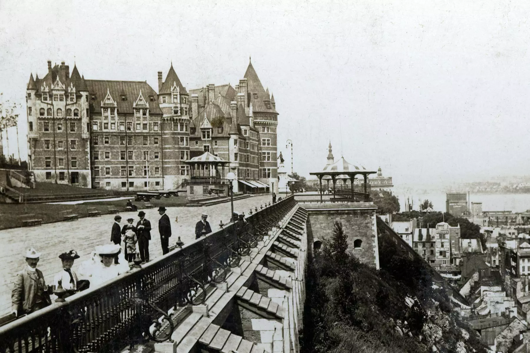 Arhivske slike hotela Chateau Frontenac i Dufferin Terrace, Quebec, Kanada
