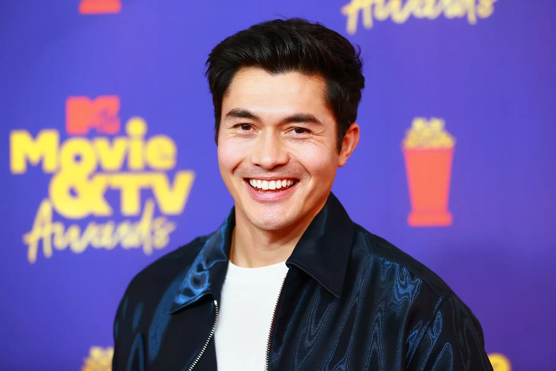 Henry Golding brosir