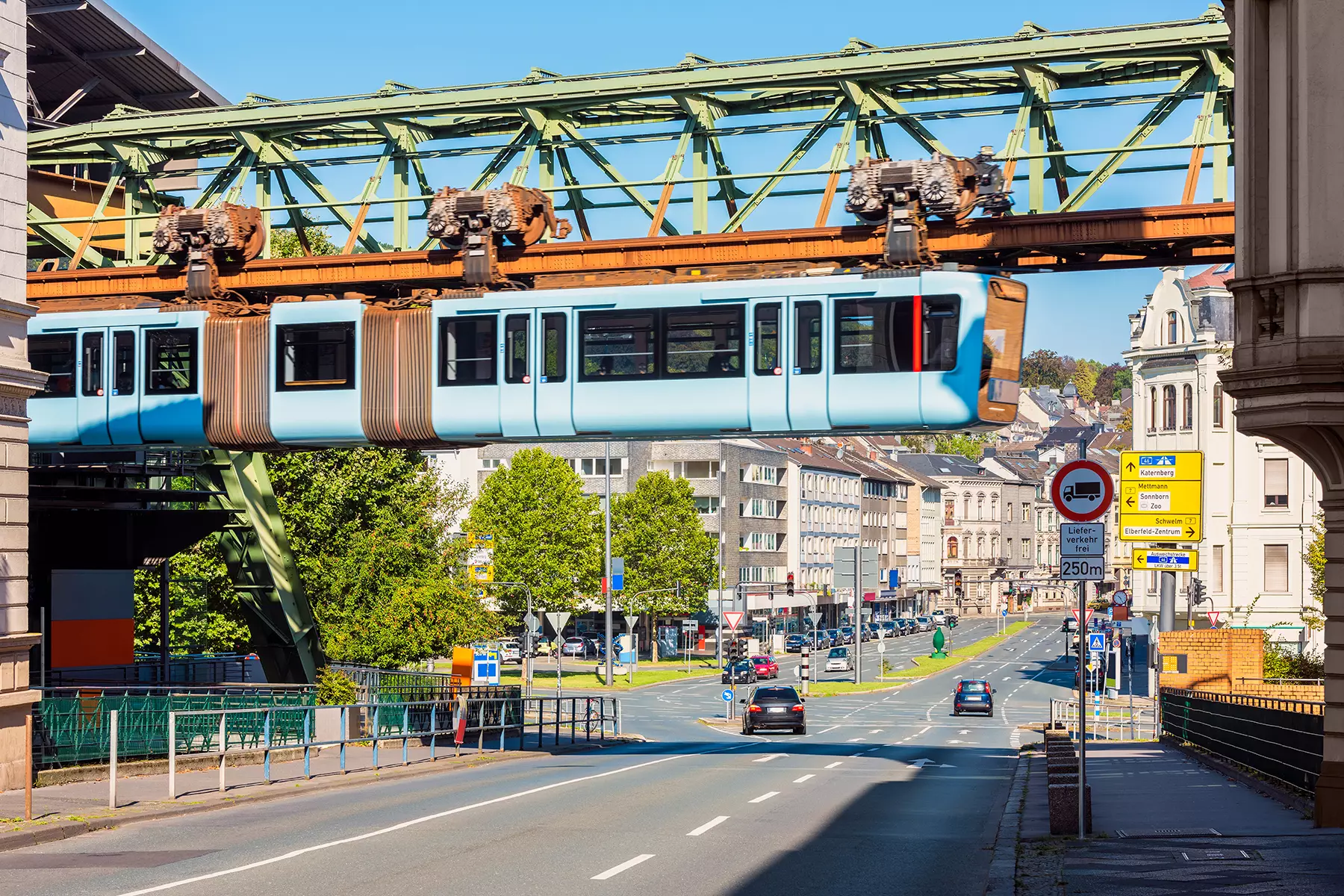 Schwebebahn-tog krysser en gate i Wuppertal, Tyskland