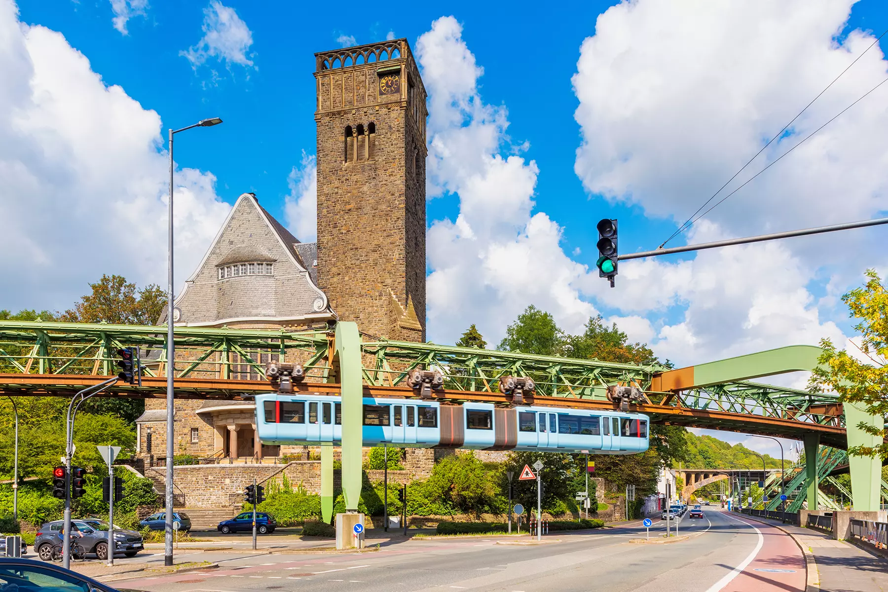 Trem Schwebebahn passando por uma igreja em Wuppertal Alemanha