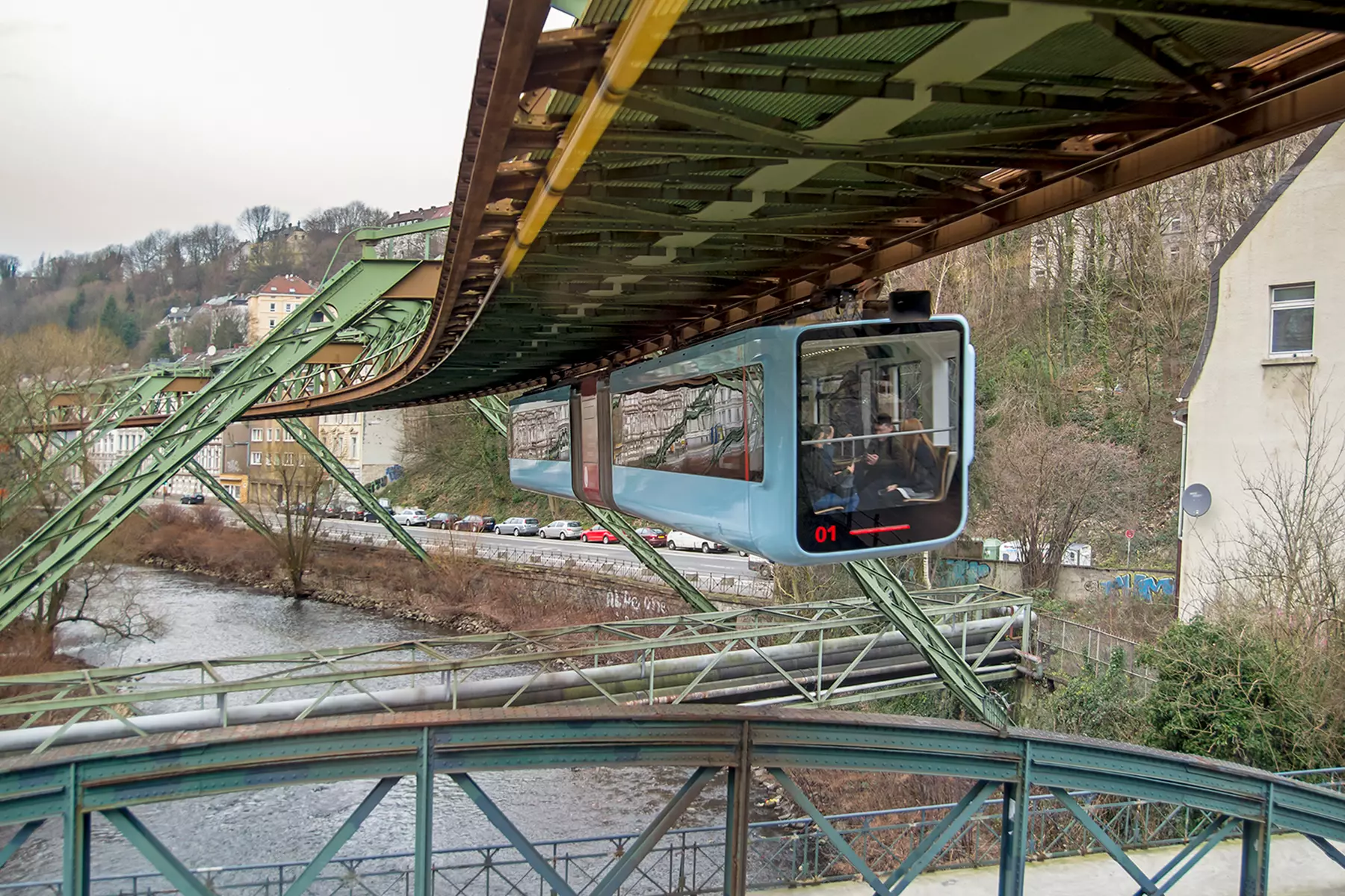 Wuppertal Suspension Railway (trem flutuante) na cidade alemã em Nord Rhine Westaphalia