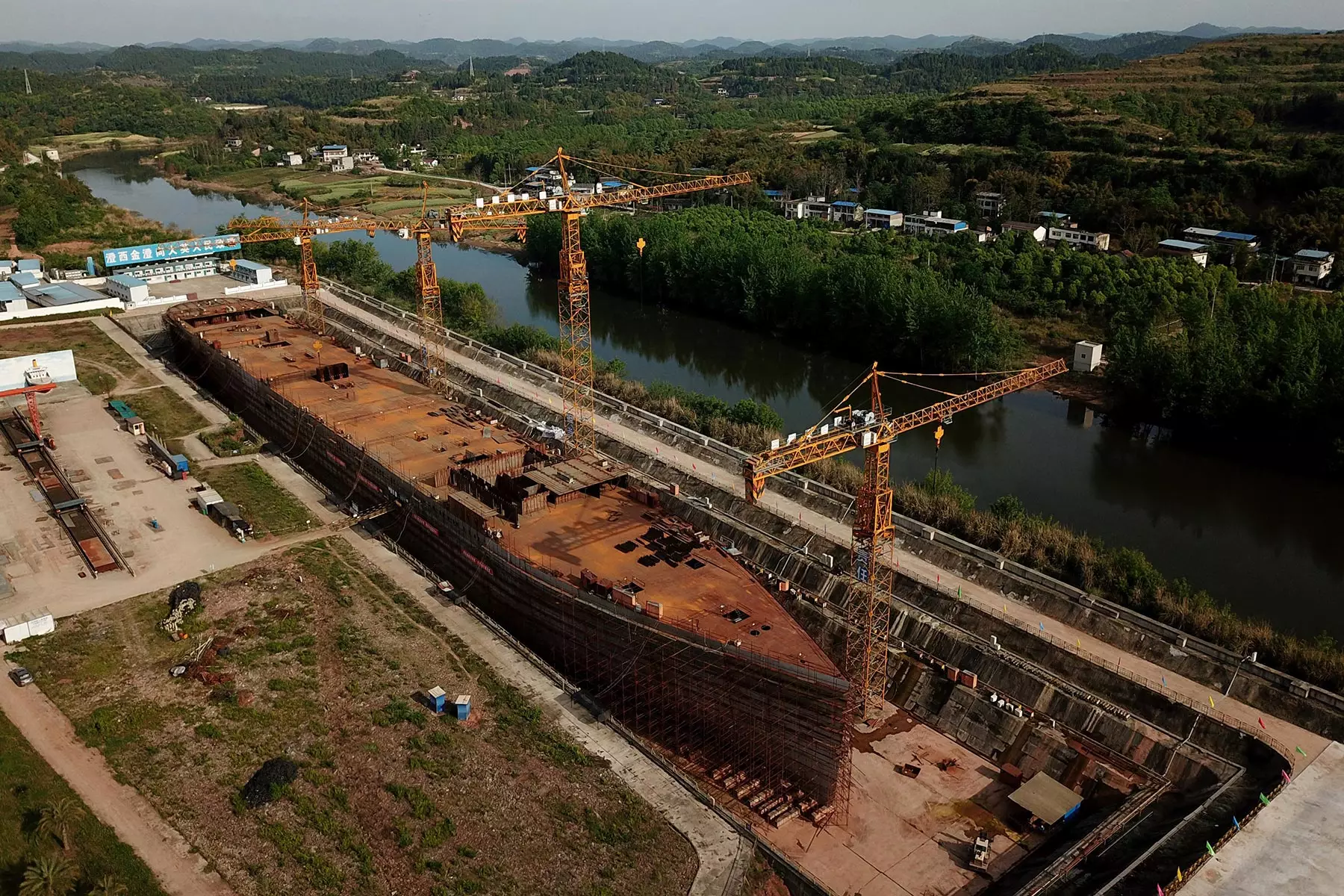 Gambar udara replika kapal Titanic yang masih dalam pembinaan di Daying County di China