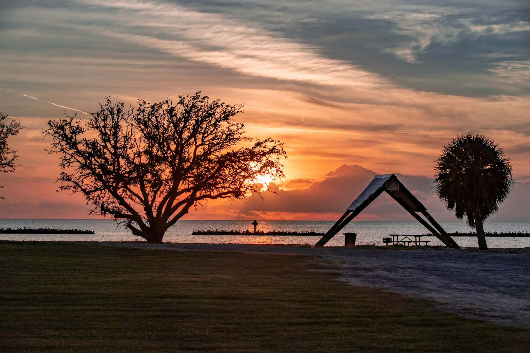 Луизианадагы Кипреморт дәүләт паркында Кипрморт Пойнт пляжында кояш баеу