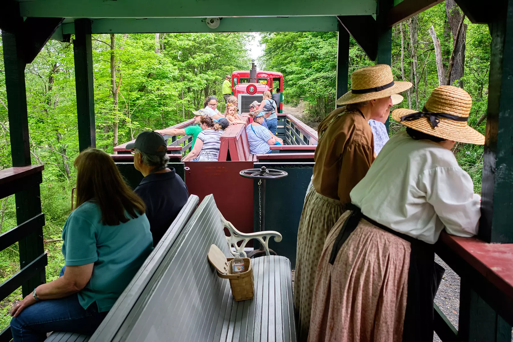 Die binnekant van die opelugwaens op The East Broad Top Railroad op 'n treinrit