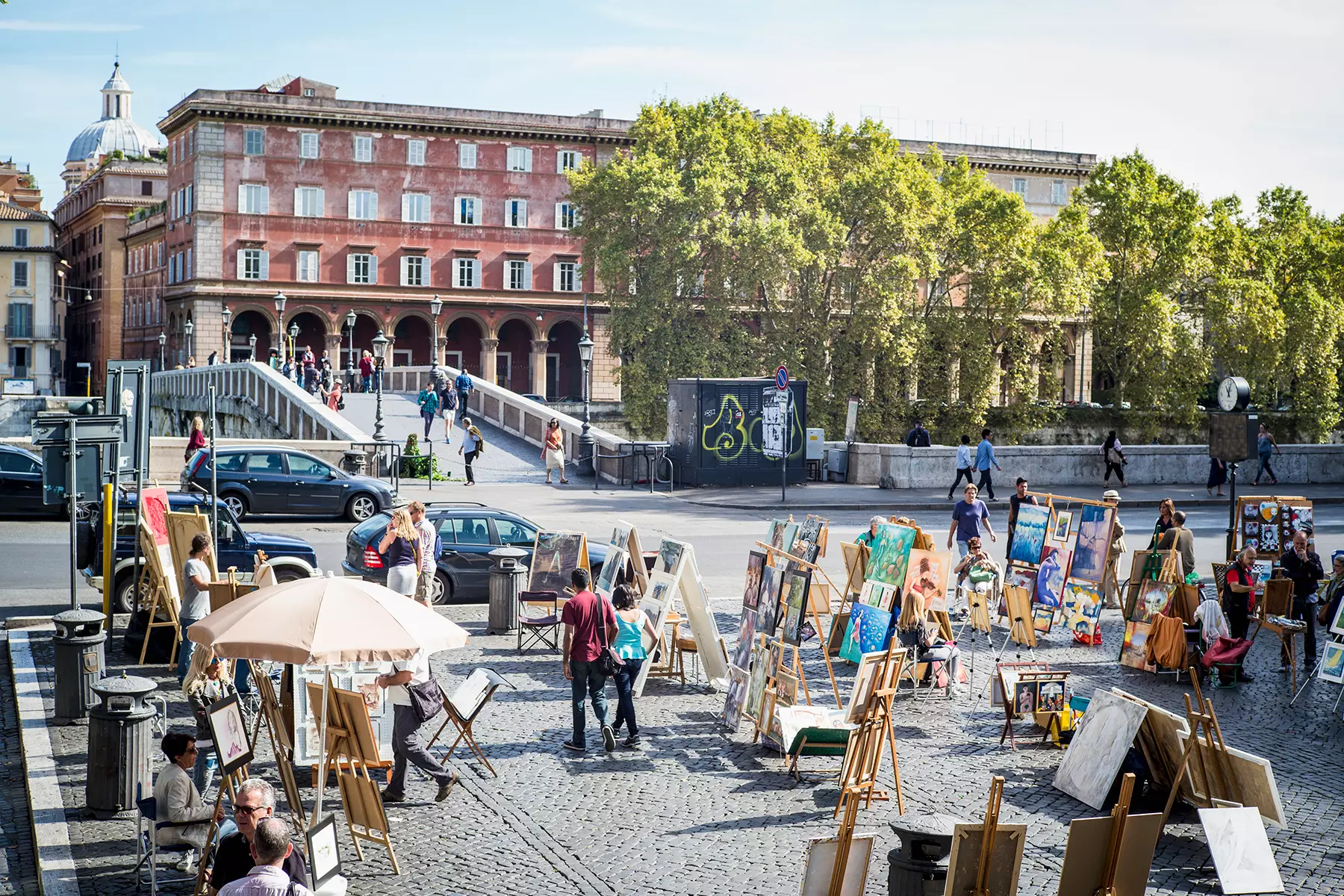 Malferma pentraĵfoirejo por artisto en suna semajnfina mateno en Piazza Trilussa, Trastevere, Roma