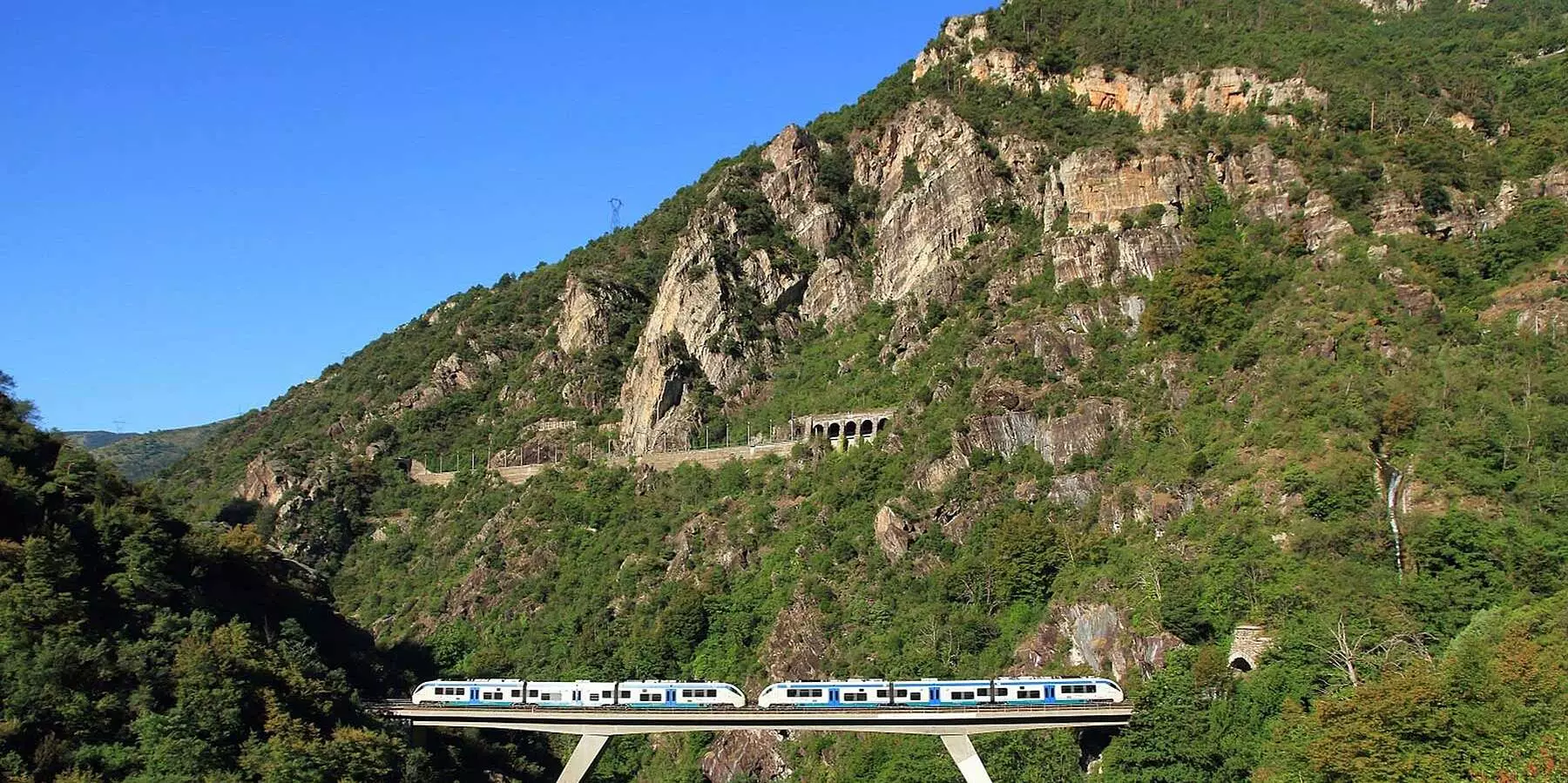 Aquest tren europeu s'anomena el "ferrocarril de les meravelles" i travessa belles muntanyes, costes i ciutats d'Itàlia i França