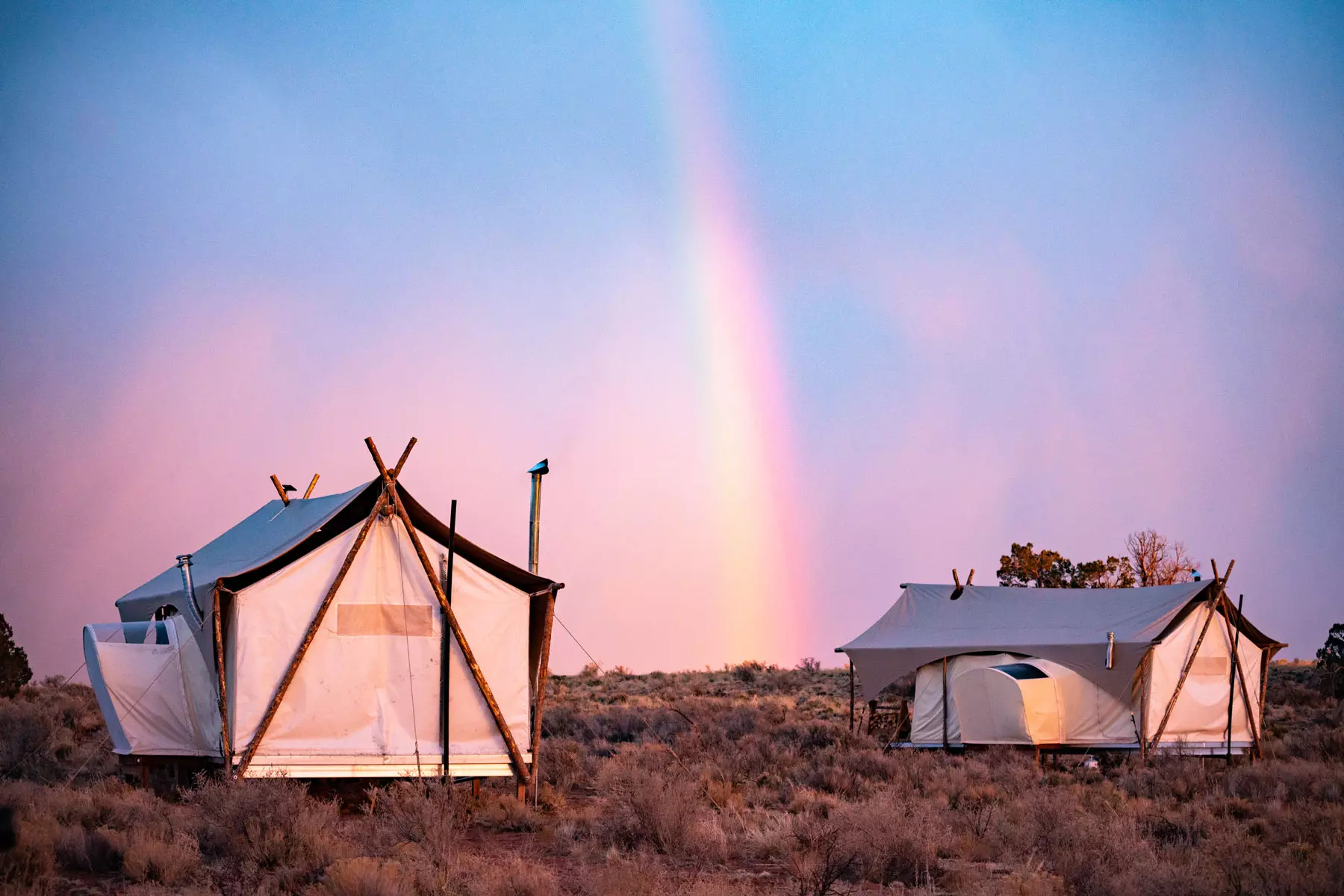 چادرهای کمپینگ Under Canvas در منطقه کوهستانی خوش منظره