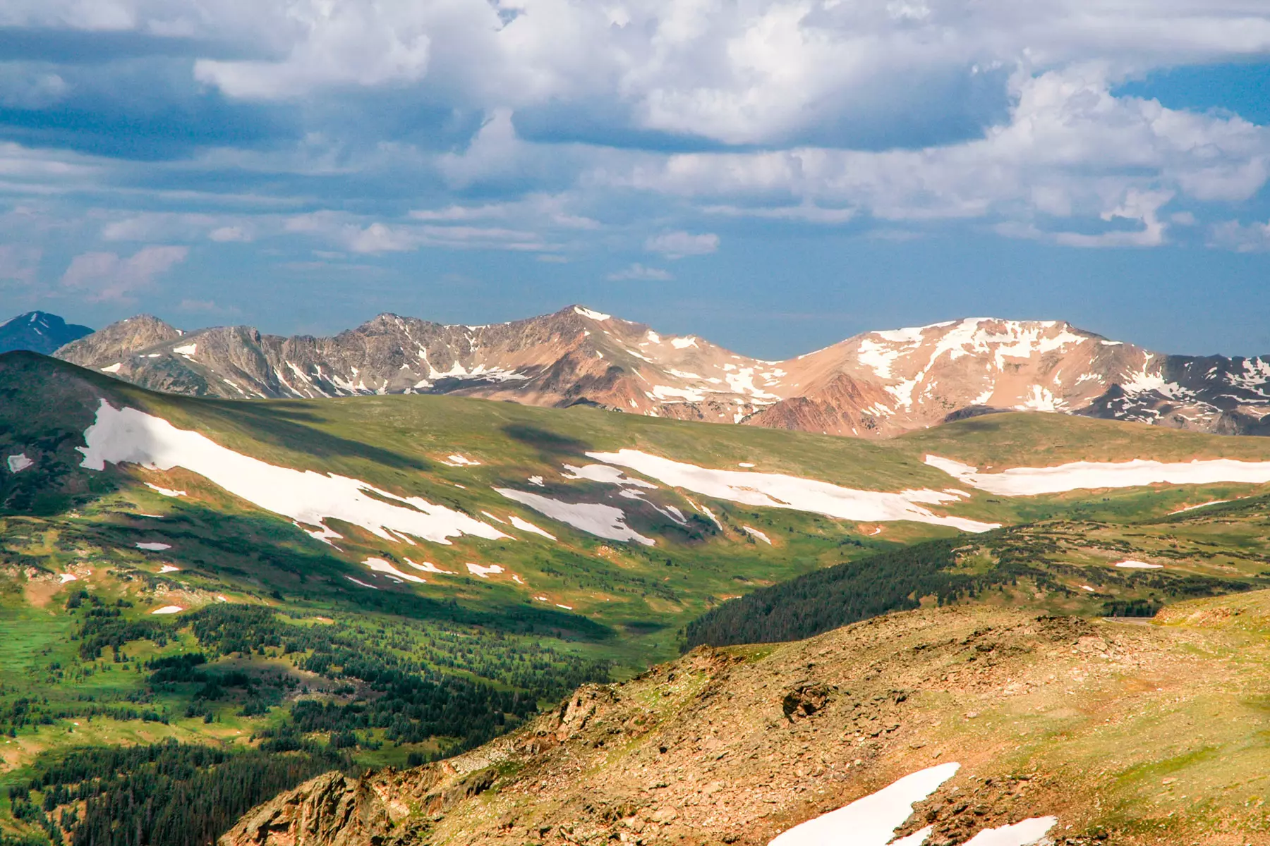 Vita da trilha Ridge Road no Rocky Mountain National Park mostrando prados e picos cobertos de neve