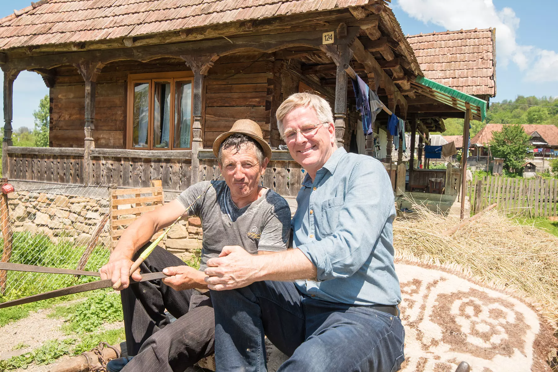 Rick yafashe igare hamwe n'umuhinzi i Maramures, muri Rumaniya.