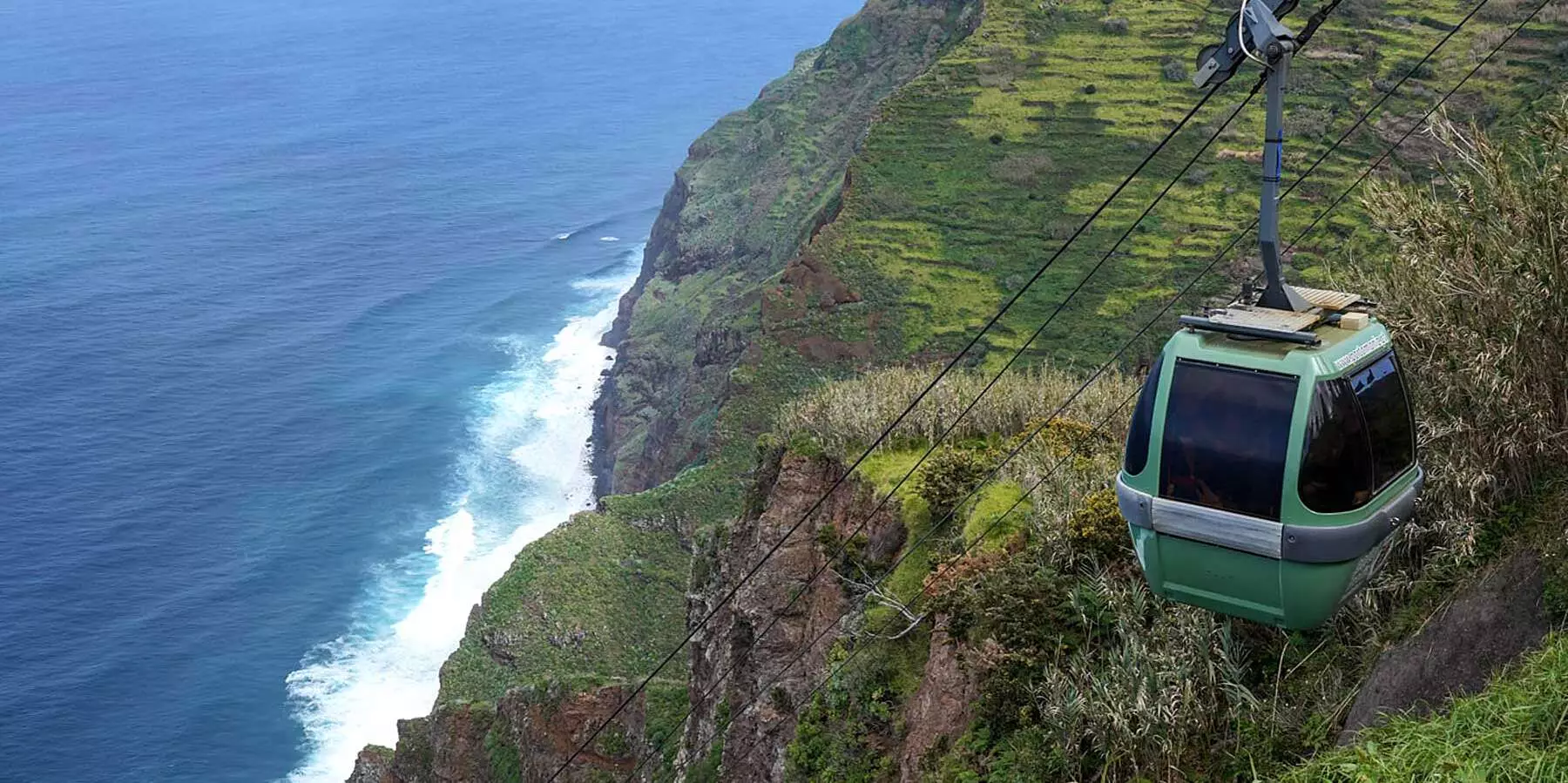 El telefèric més costerut de Portugal et porta a una festa al jardí amagada en un poble costaner remot