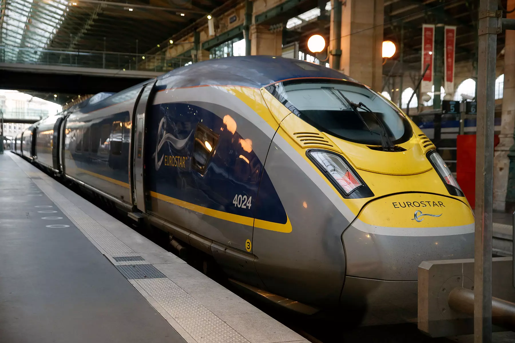 Eurostar trajno staras ĉe la kajo ĉe la fervoja stacidomo Gare du Nord en Parizo, Francio