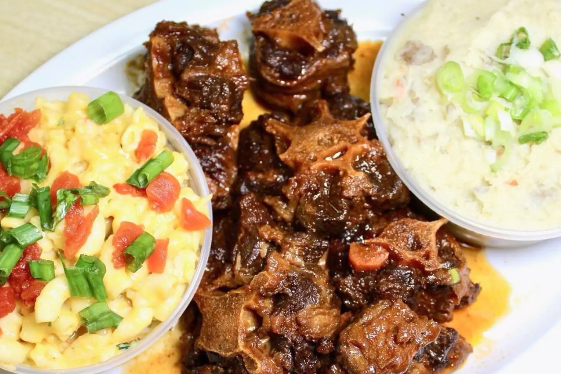 Oxtails และ Mac และ Cheese จาก 2 Sisters 2 Sons ใน Pittsburgh