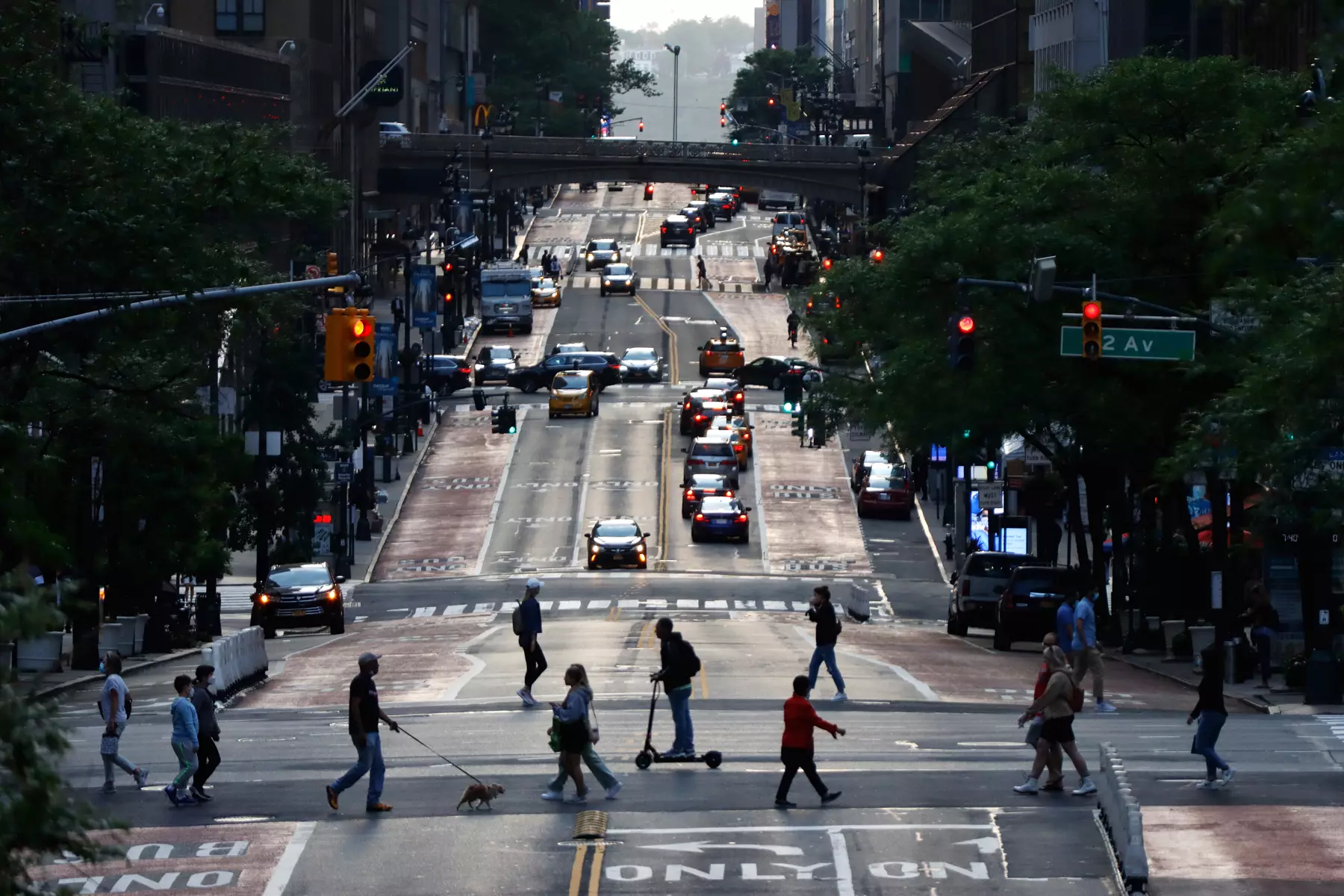 Les gens traversent la 42e rue au coucher du soleil le 1er juin 2021 à New York.