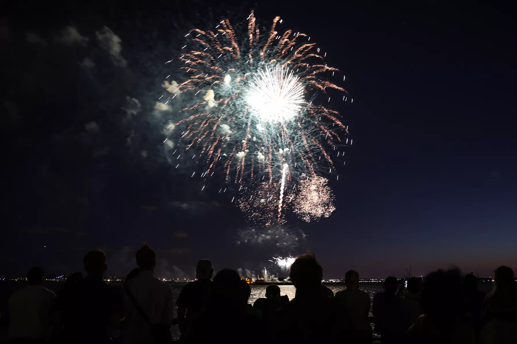 Le feu d'artifice pour honorer les travailleurs de première ligne à New York