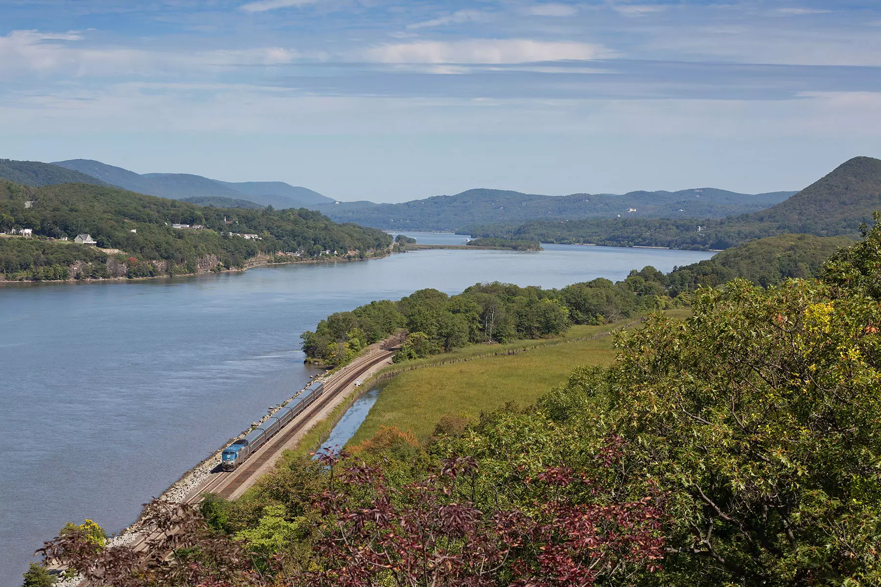 Papalapit ang tren ng Empire Service sa Anthony's Nose tunnel malapit sa Bear Mountain Bridge sa Cortlandt, New York