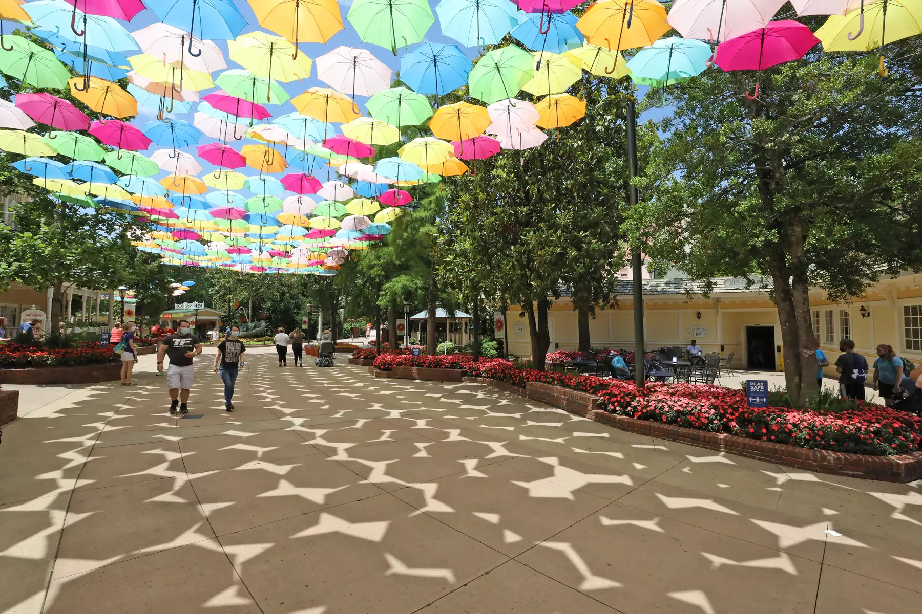 drijvende decoratieve parasols op Dollywood's Flower & Food Festival