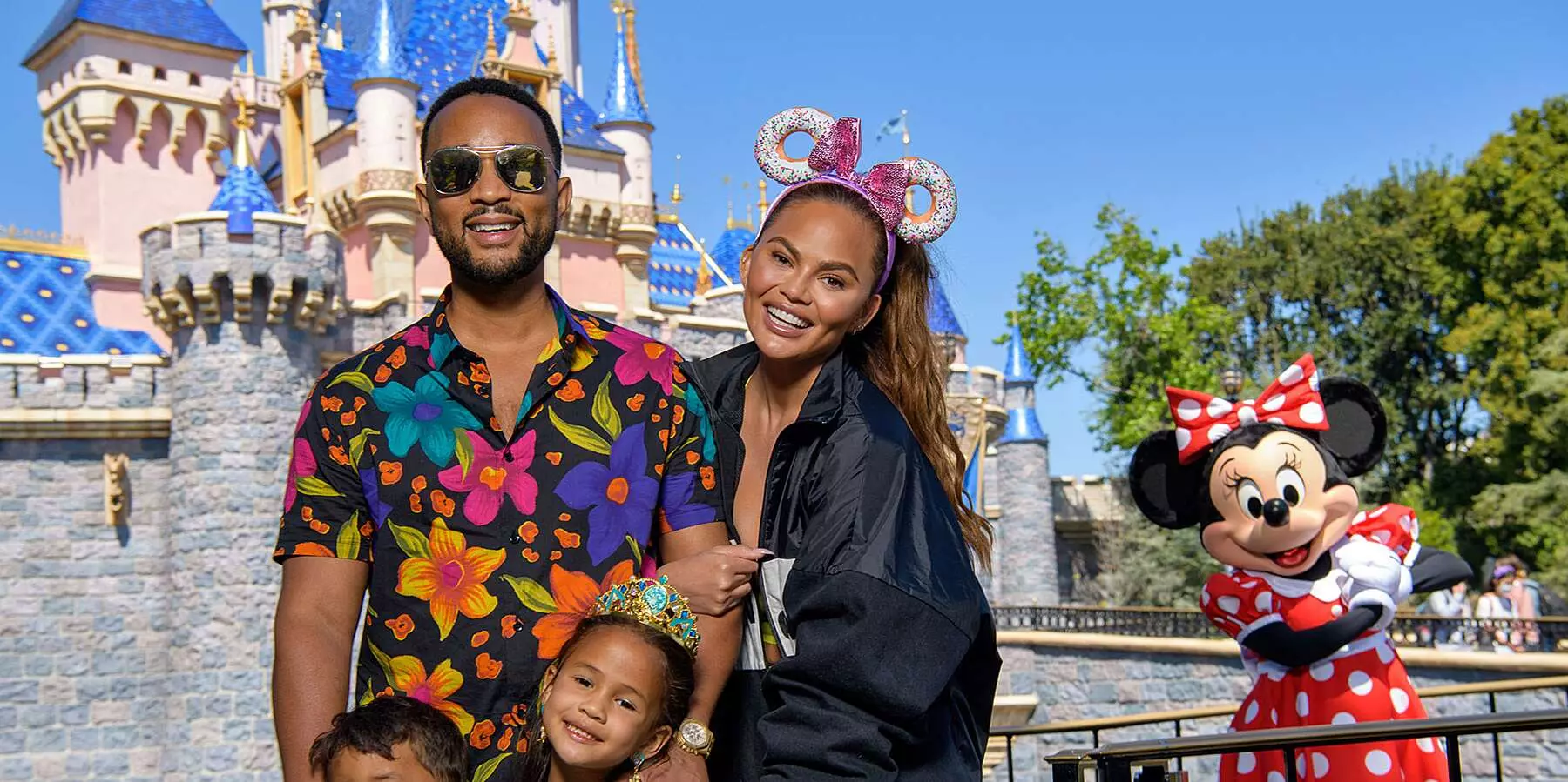 Chrissy Teigen i John Legend zapraszają córkę Lunę na urodziny w Disneylandzie — zobacz urocze zdjęcia