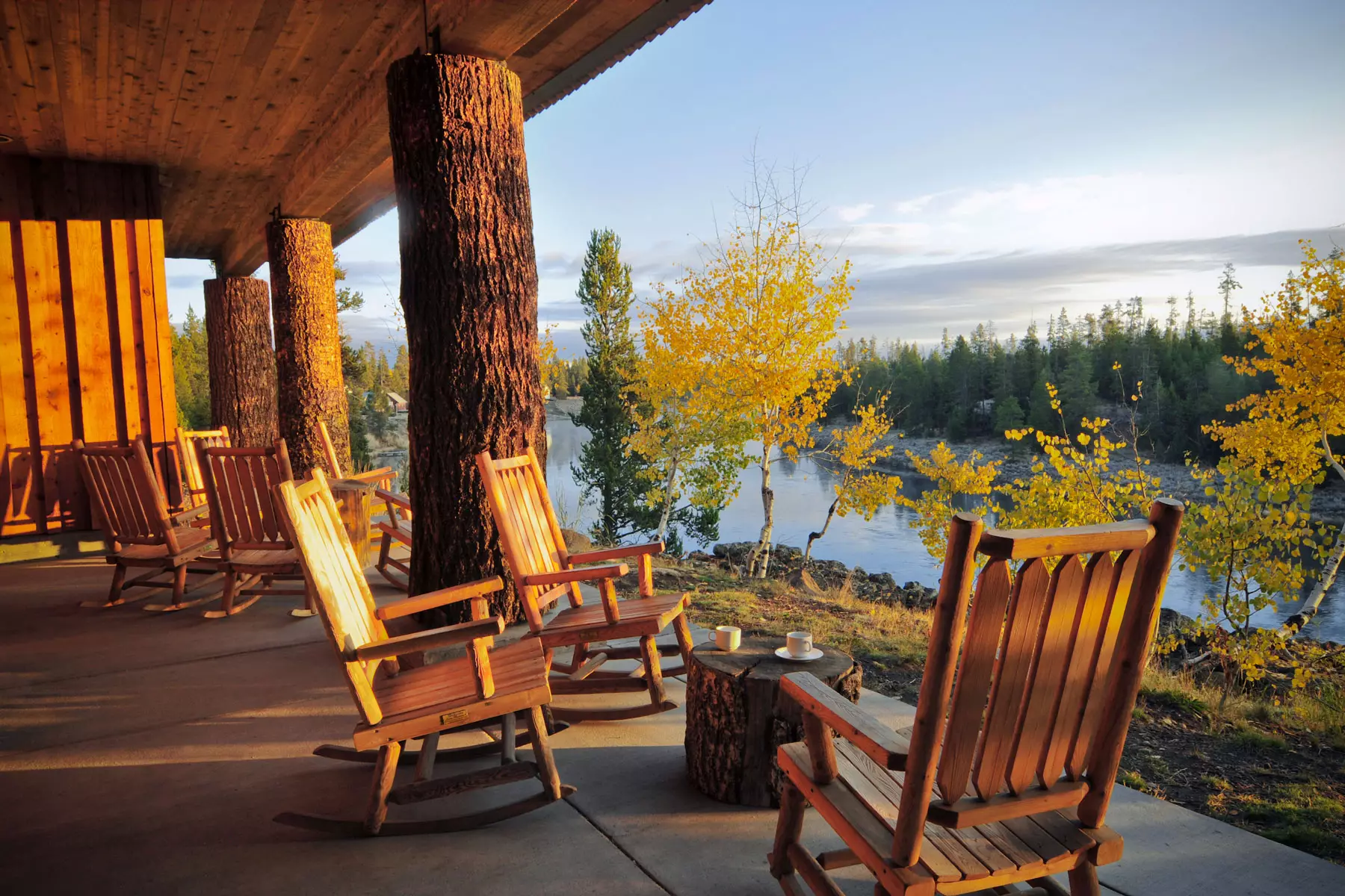 Vanjske stolice za ljuljanje i pogled na vodu u Henry's Fork Lodgeu u Idahu