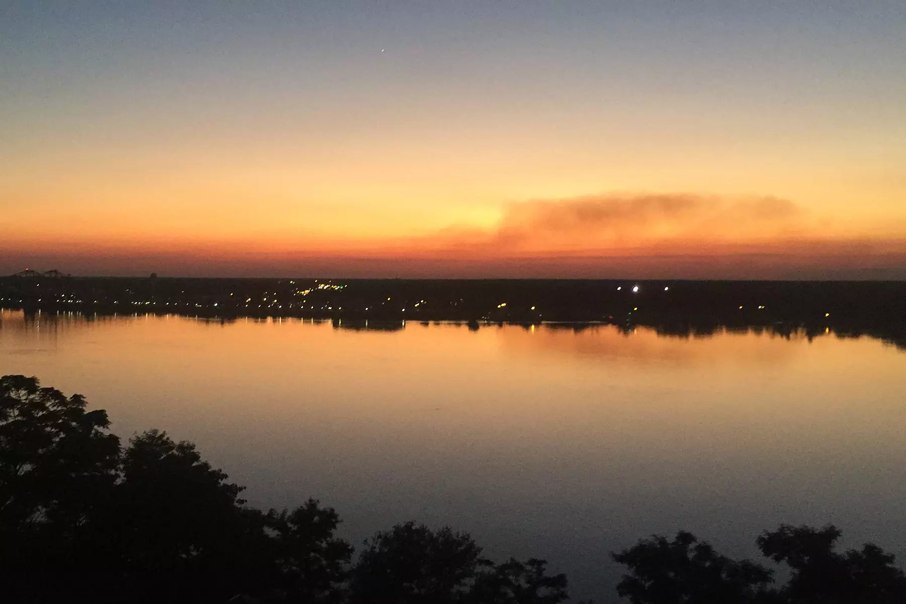 Kulowa kwadzuwa ndikuyang'ana ku Vidalia, Louisiana kuchokera ku Natchez Bluff