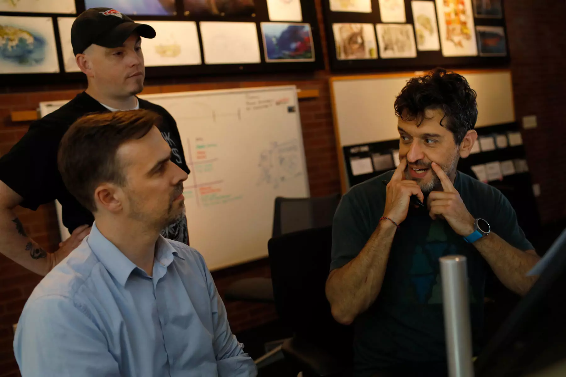 Filmregisseur Enrico Casarosa werkt met animators aan glimlachen