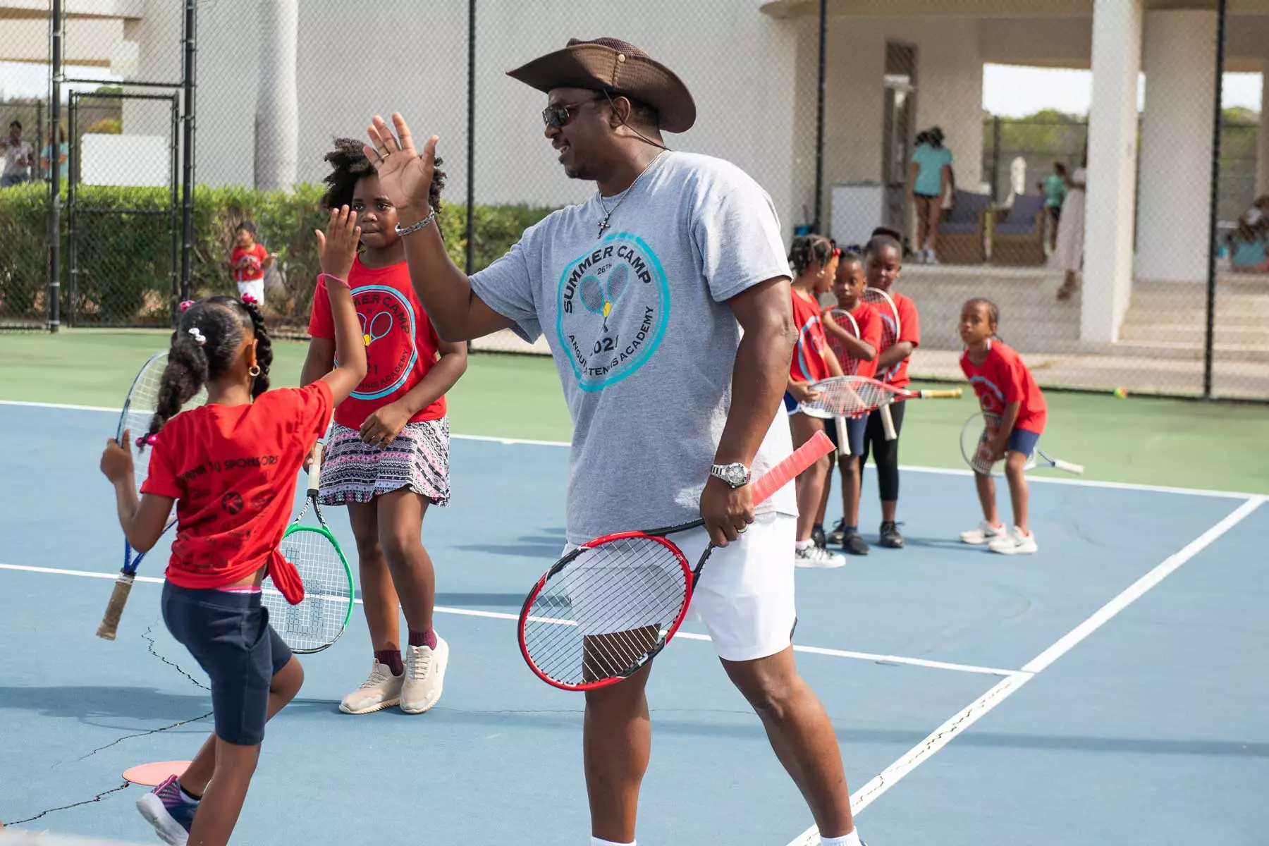 Anguilla Tenis Akademisi'nde öğrencilerle tenis yanlısı Mitchelle Lake