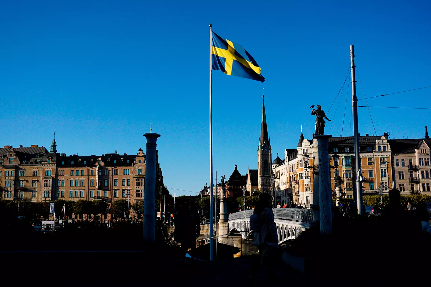 דגל שבדיה מצולם בשטוקהולם ב-19 בספטמבר 2020, במהלך מגיפת הקורונה COVID-19 החדשה.