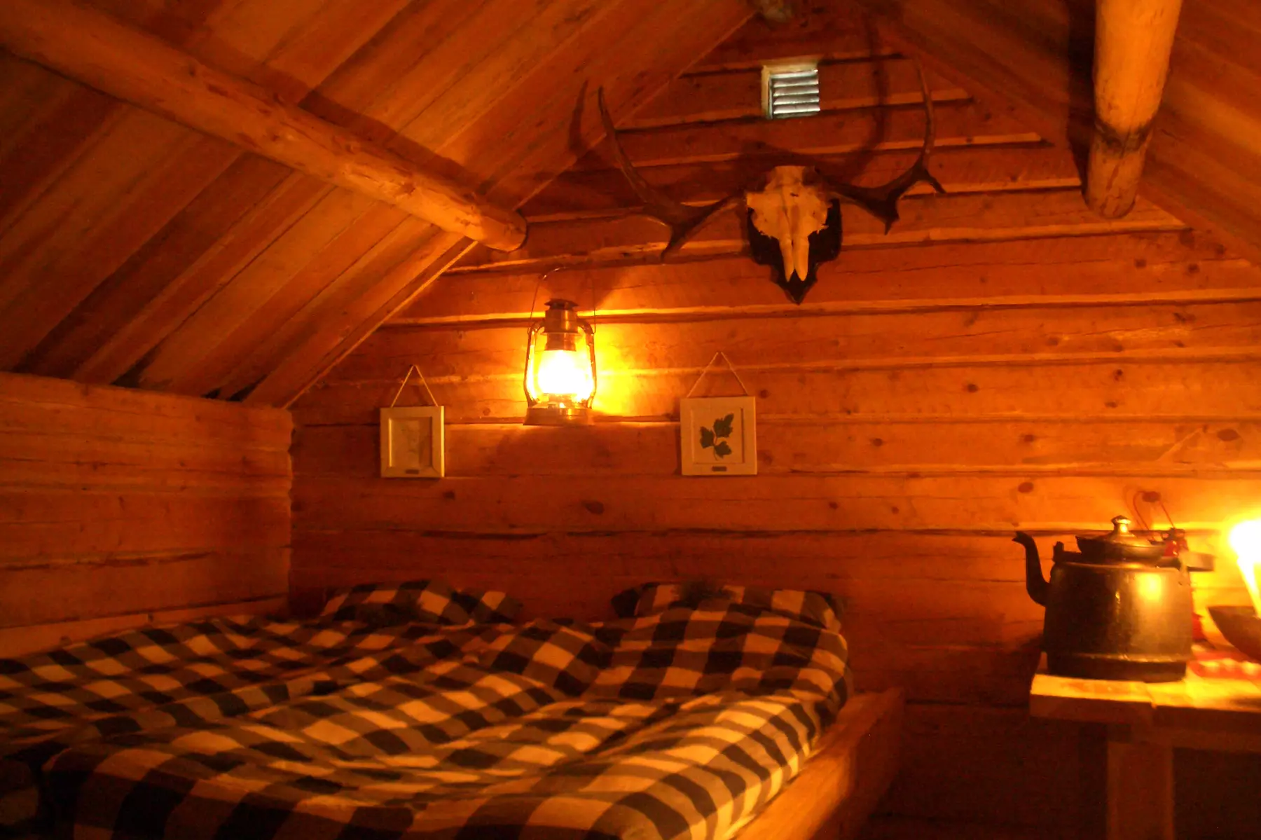 Interior tempat tidur di pondok pohon Kolarbyn